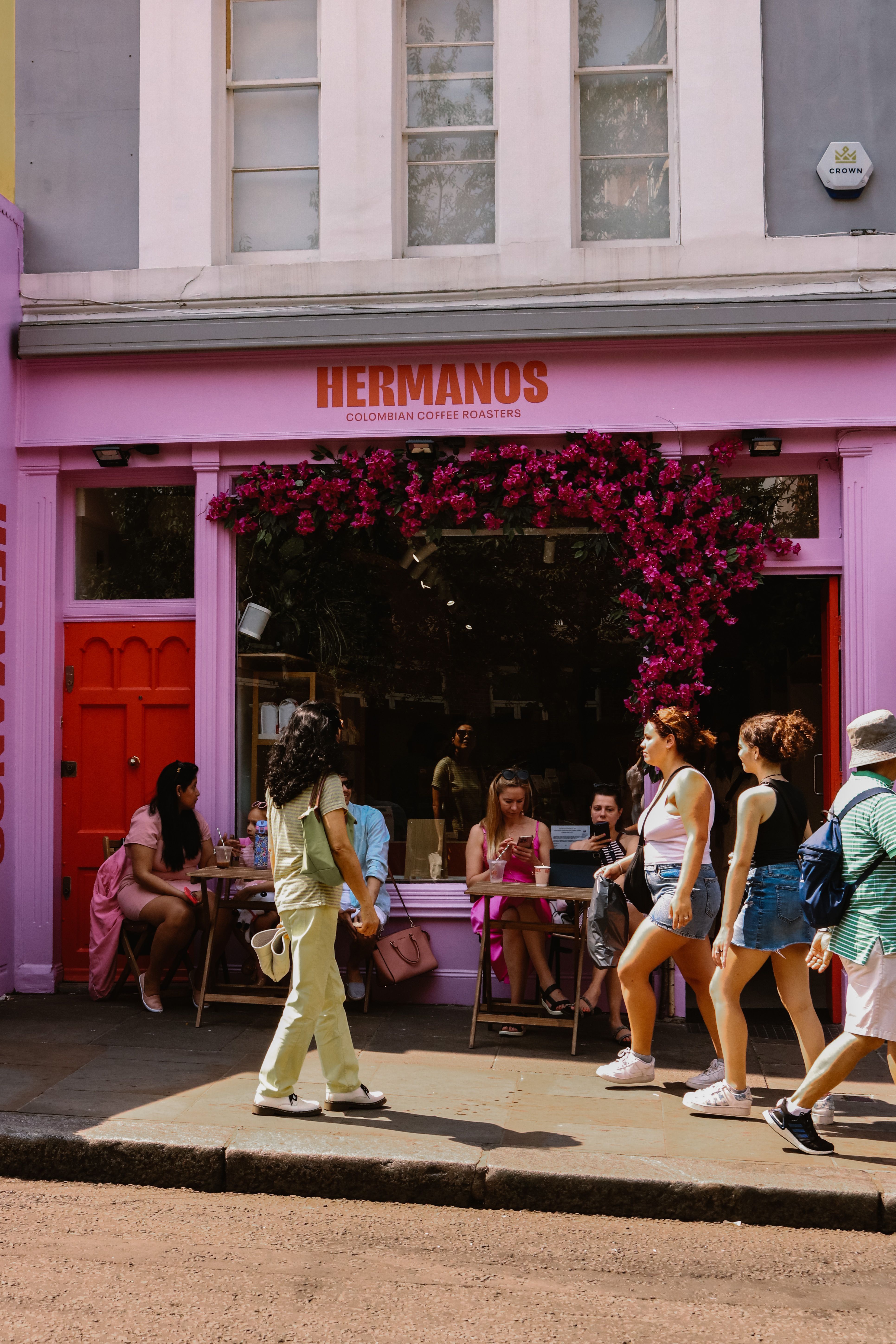 People at the Hermanos Cafe · Free Stock Photo