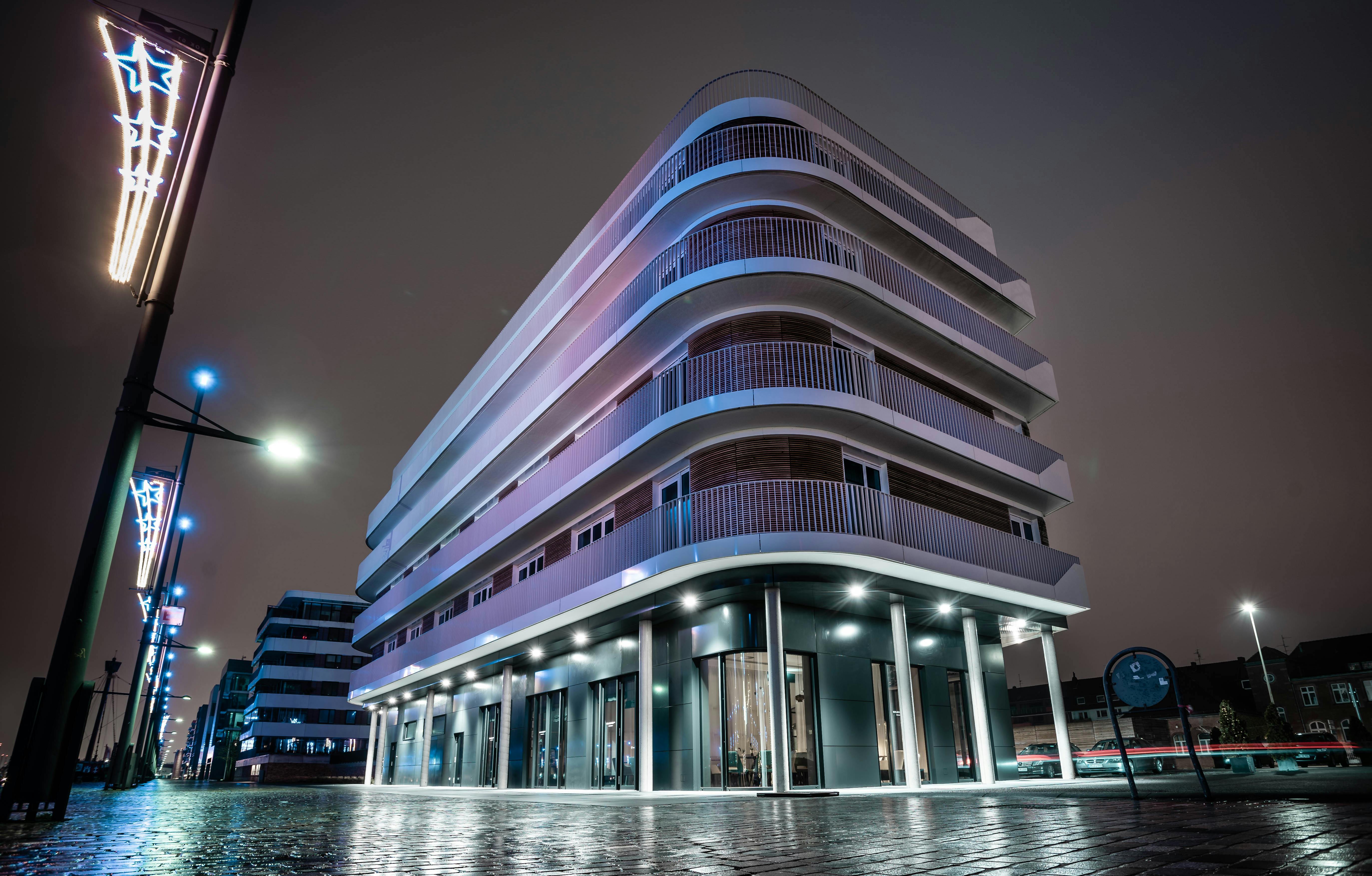 Clear Glass Building · Free Stock Photo