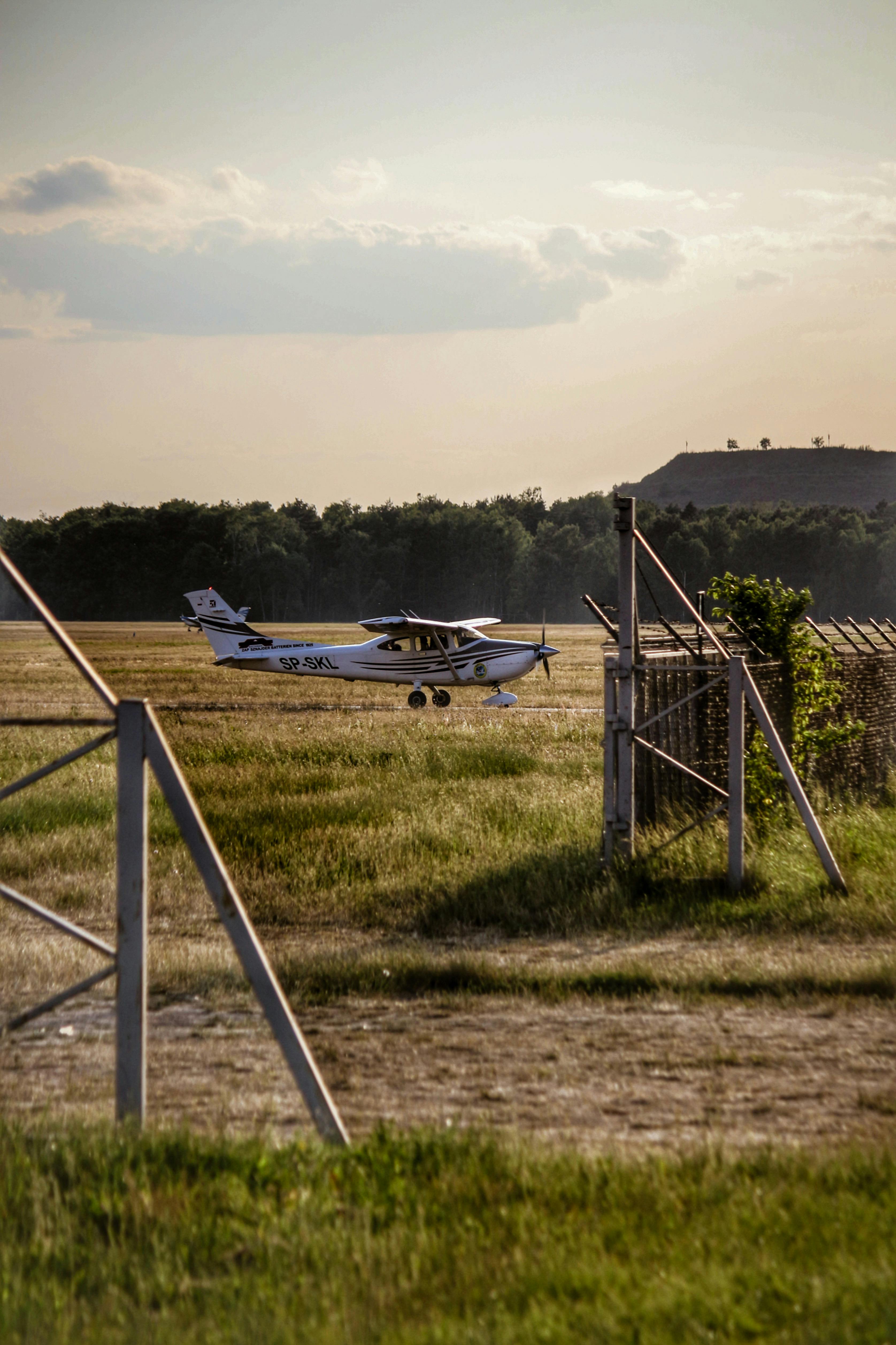 Plane Grass Field Photos, Download The BEST Free Plane Grass Field ...