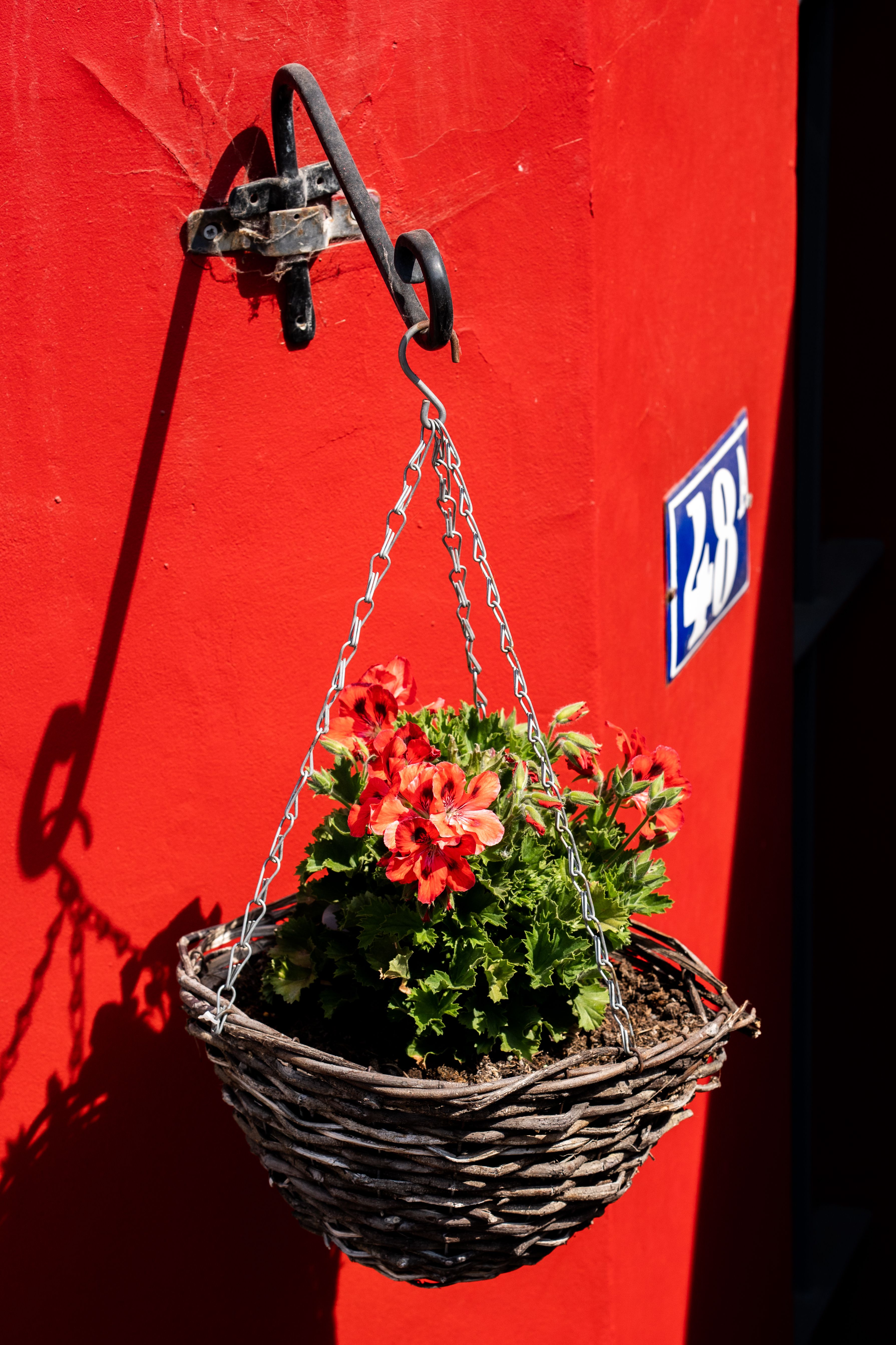 Hanging Chains Photos, Download The BEST Free Hanging Chains Stock ...