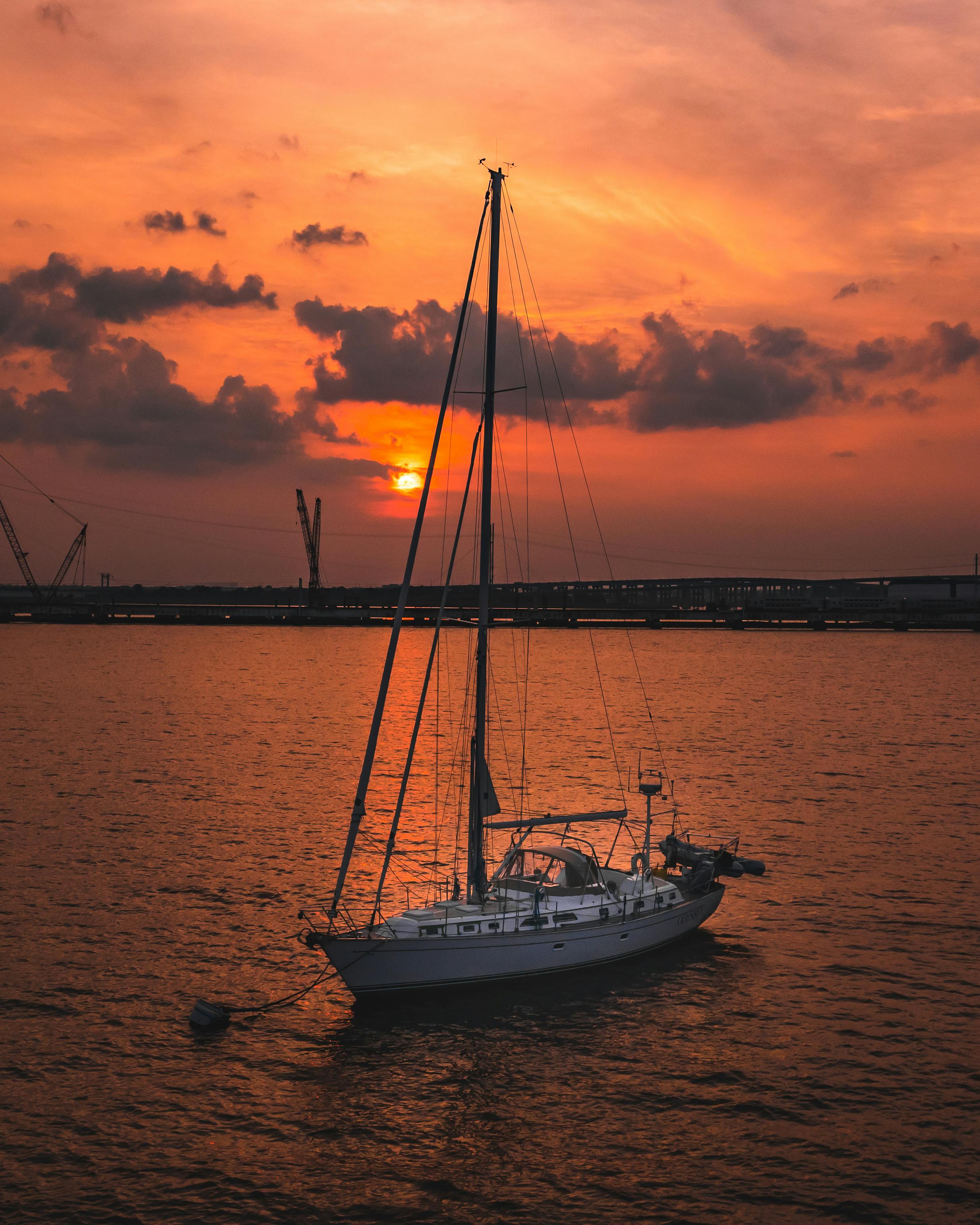 Boat on Body of Water · Free Stock Photo