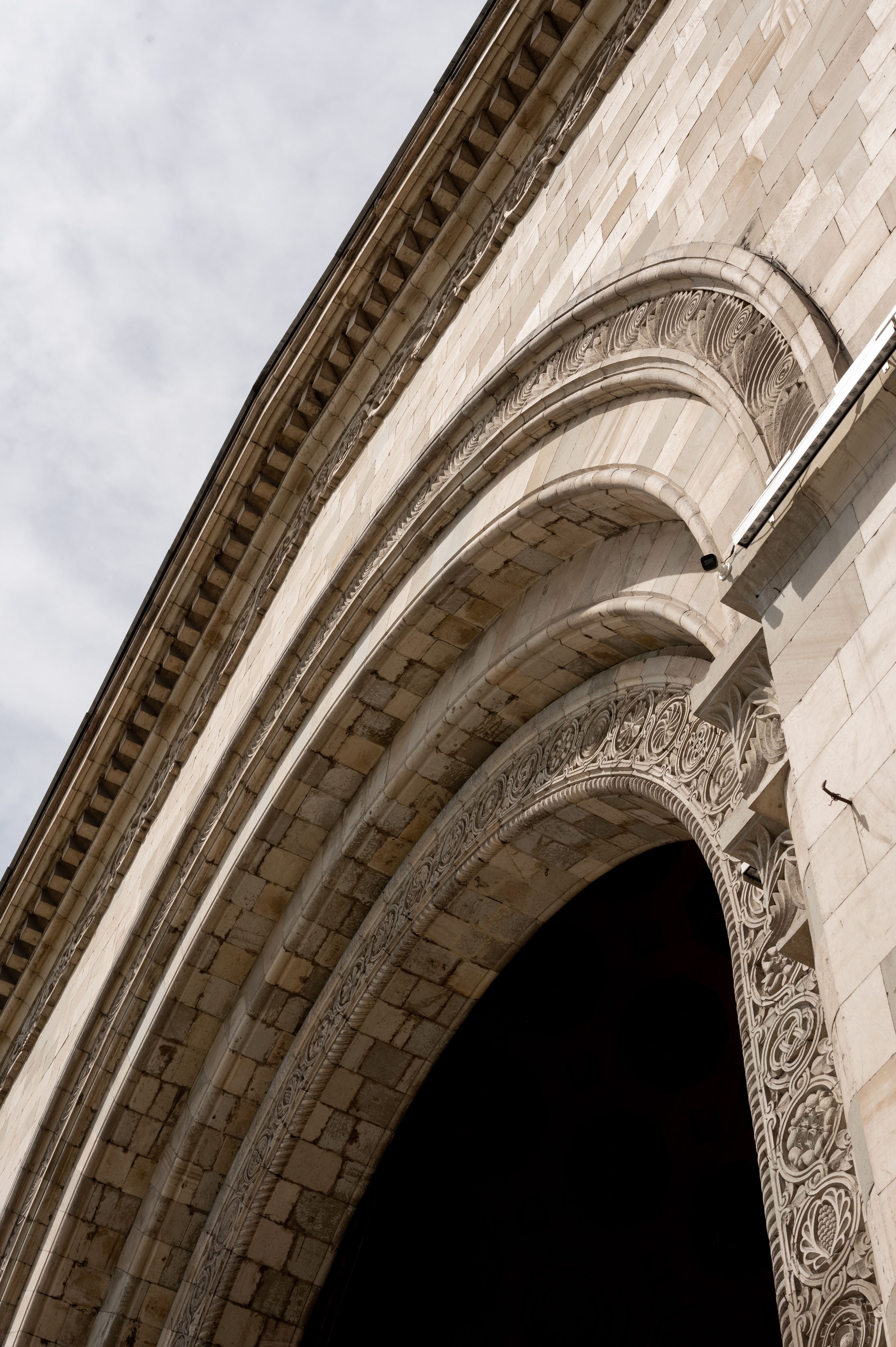 Monumental Arch Building · Free Stock Photo