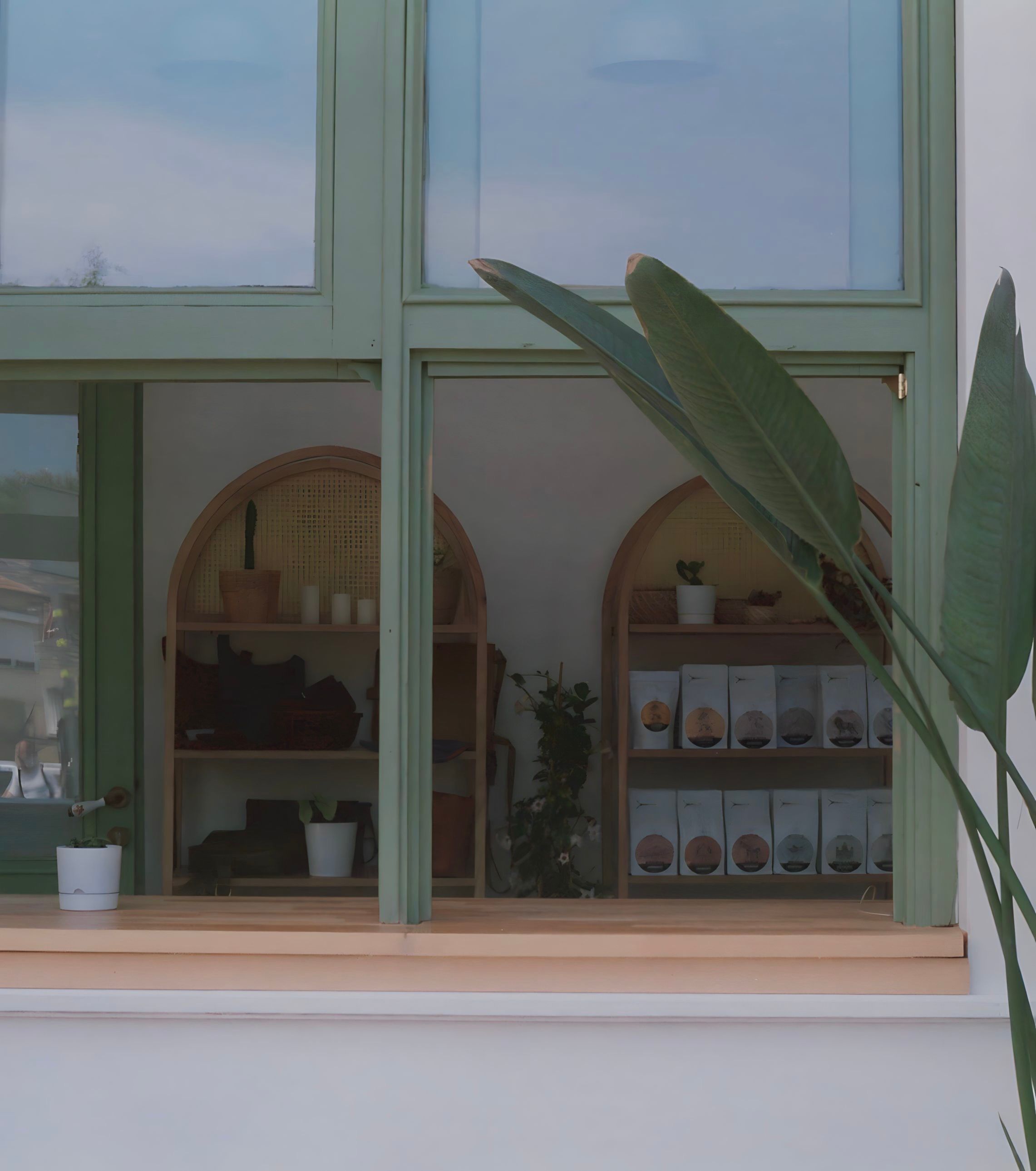 Open and Closed Windows · Free Stock Photo