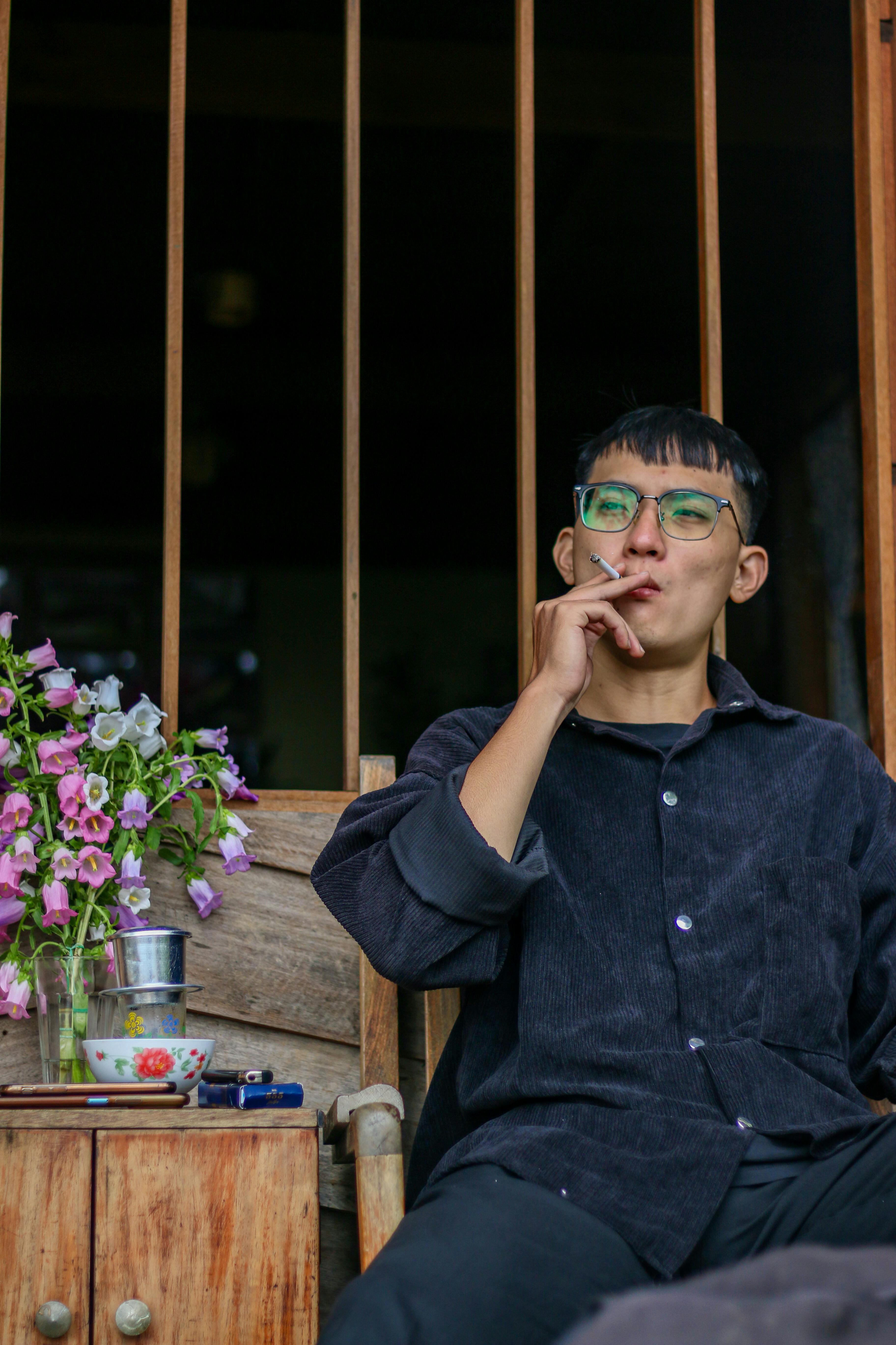 남자 담배 담배를 피우는 라이터 밤 불이 켜진 수직 쐈어 스크린 앉아 있는 젊은 컨템포러리 컴퓨터 현대적인