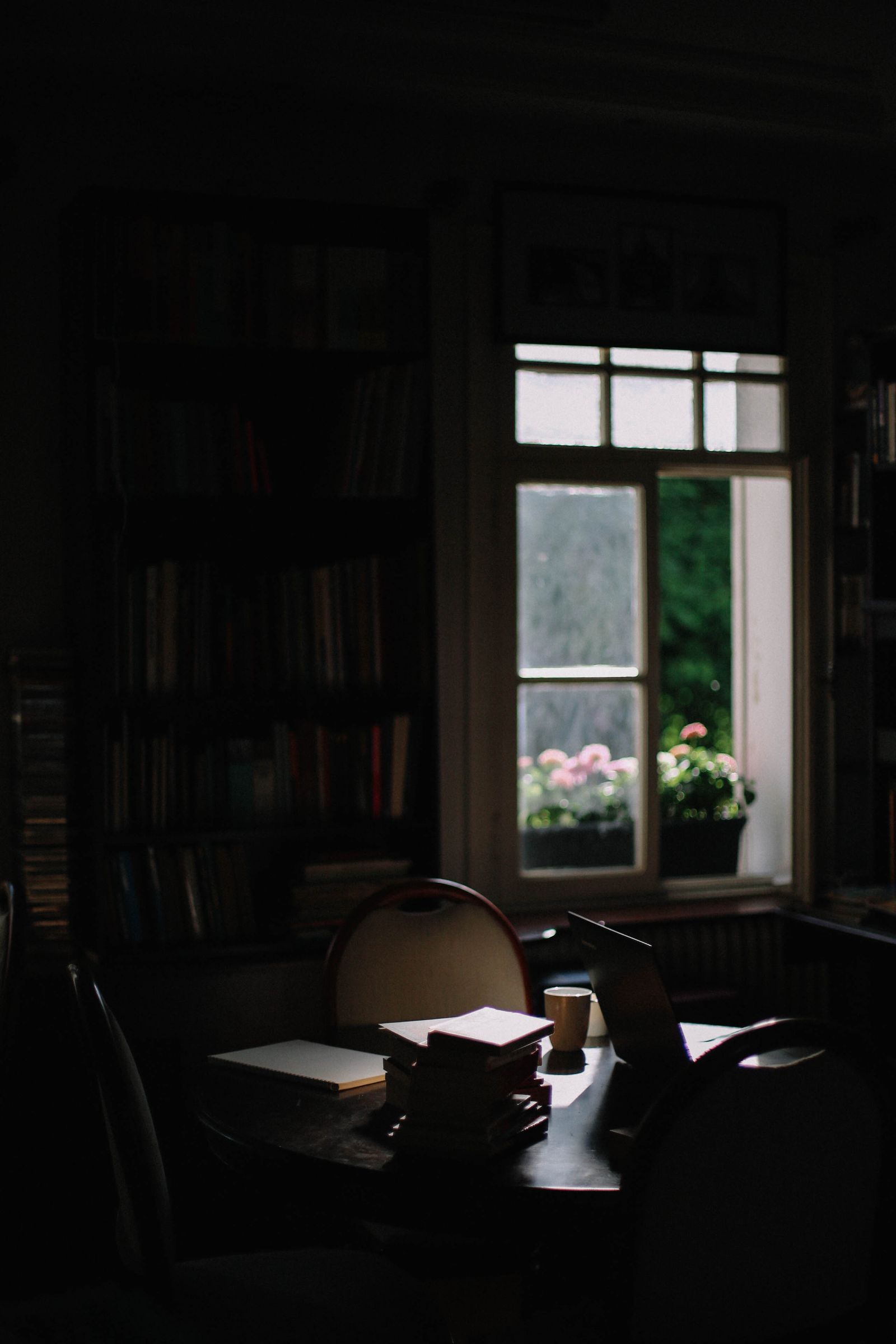 Dark Room Table And Laptop Photos, Download The BEST Free Dark Room ...
