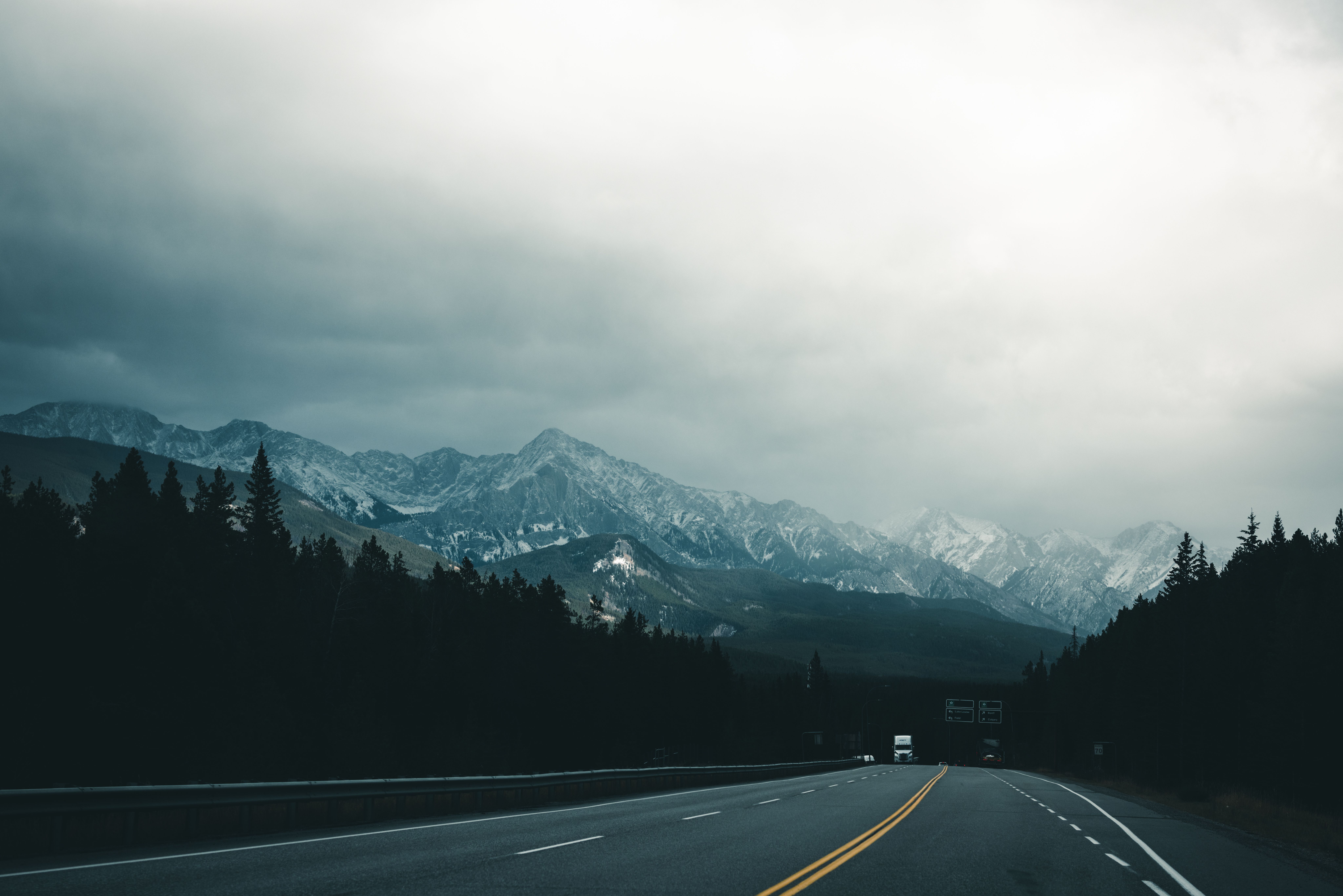 A highway with mountains in the background · Free Stock Photo