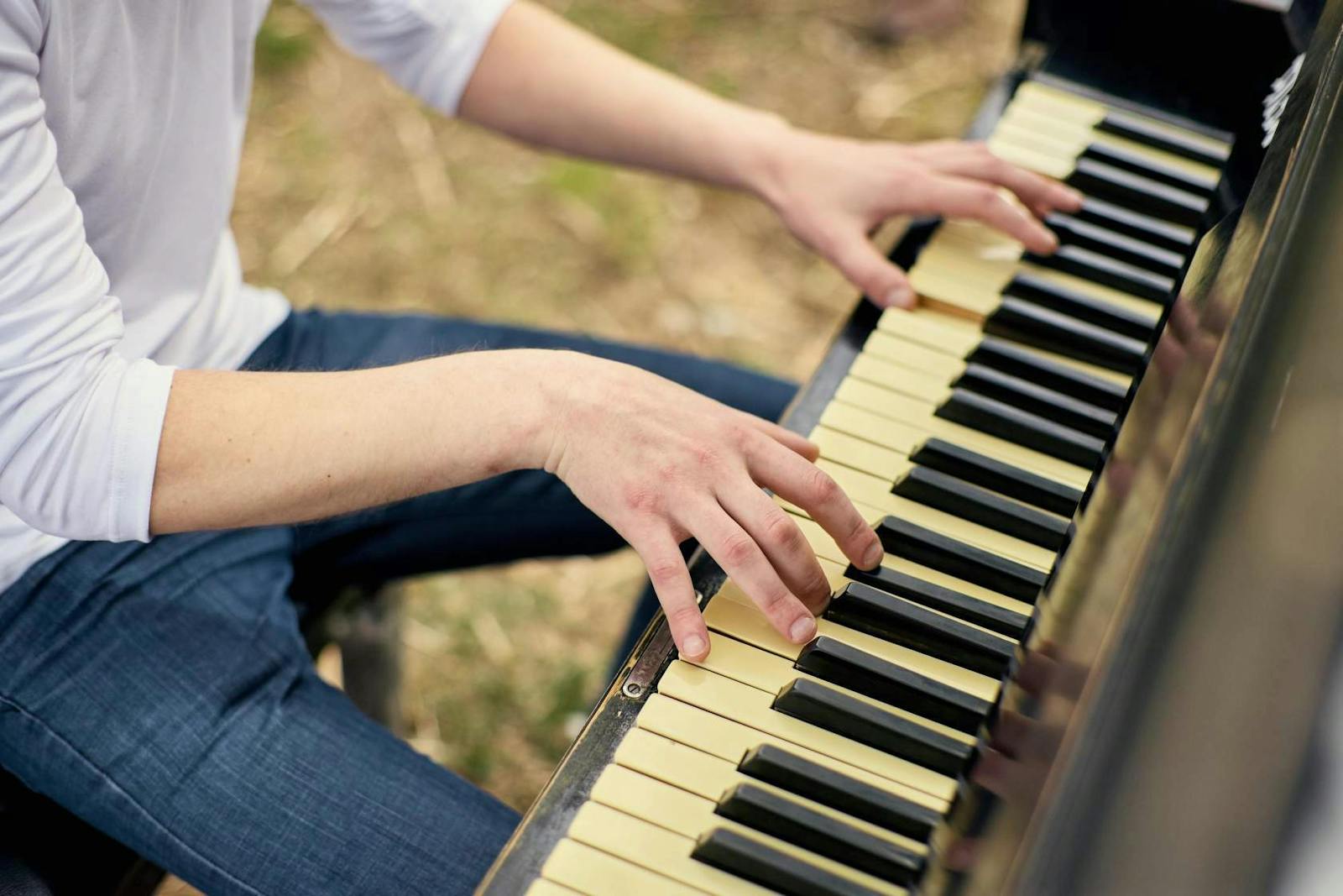 Piano Outside Photos, Download The BEST Free Piano Outside Stock Photos ...