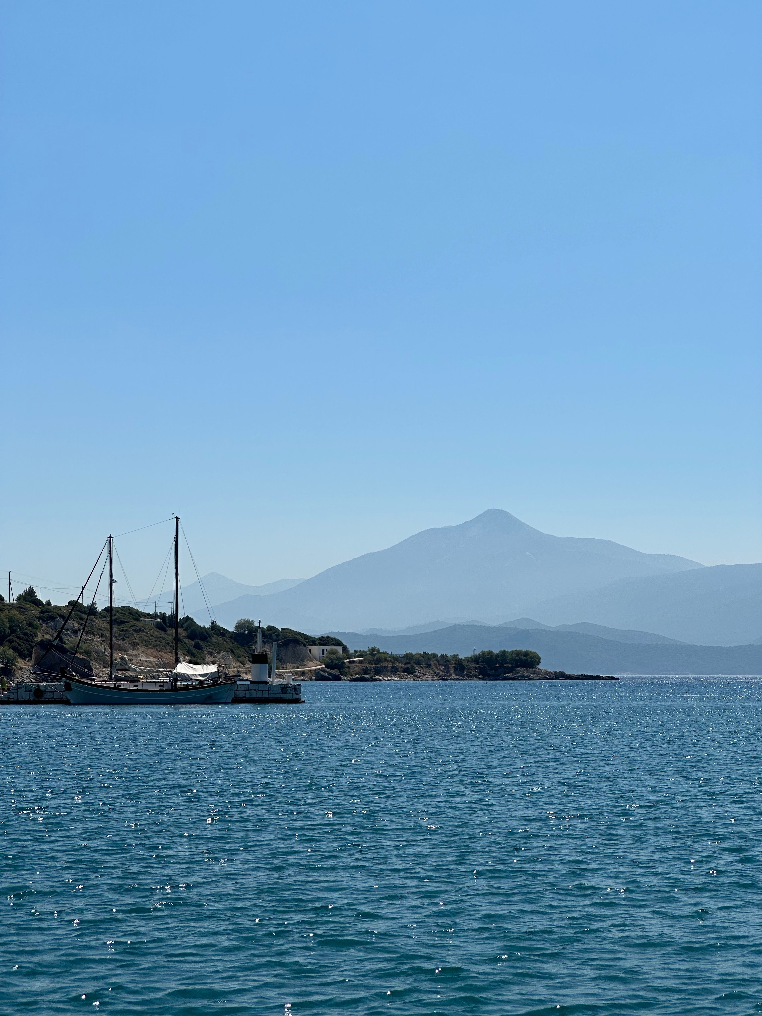 Clear Sky over Sea Shore with Hills behind · Free Stock Photo