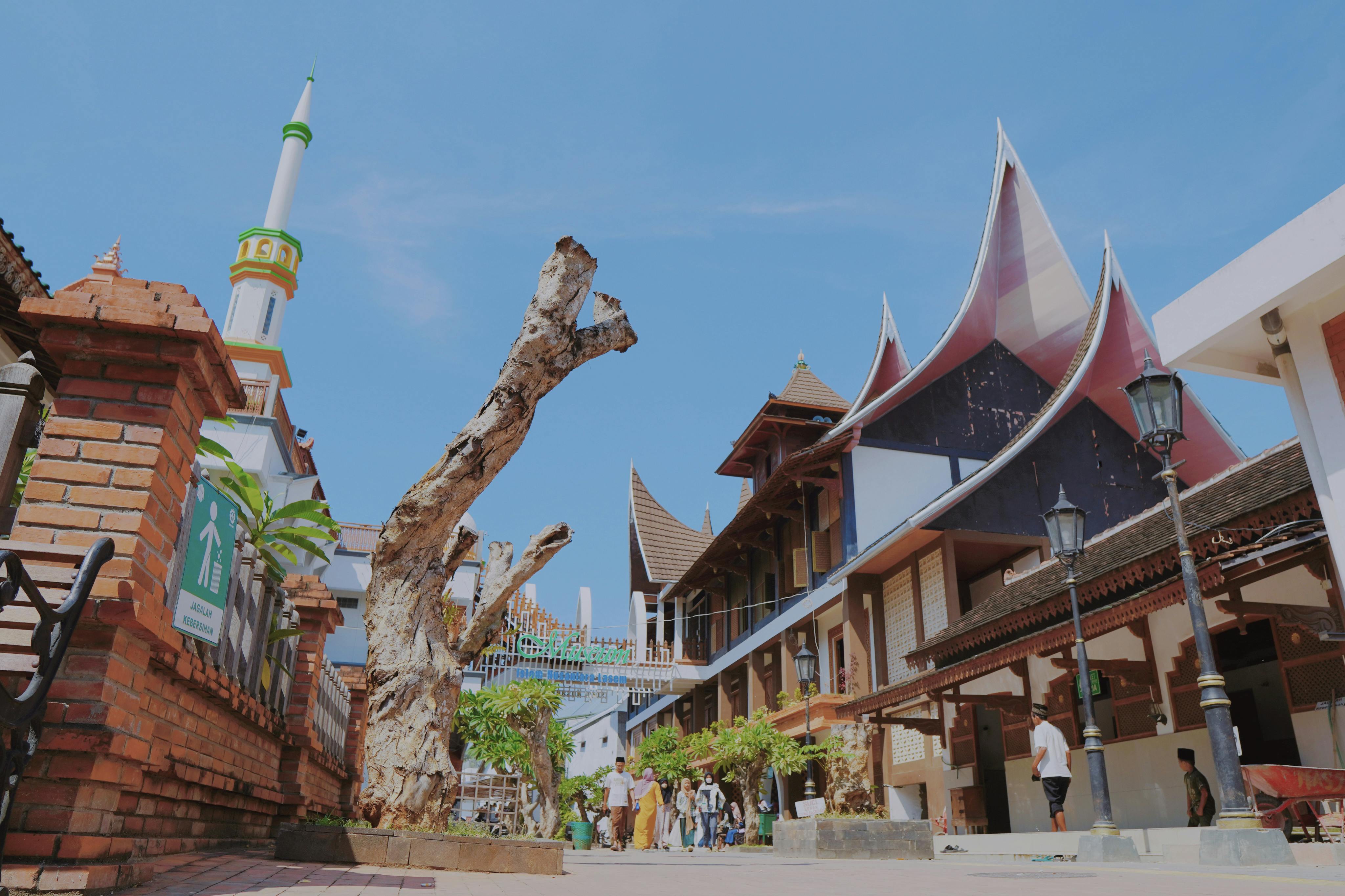 Buildings around Sunlit Alley in Town · Free Stock Photo