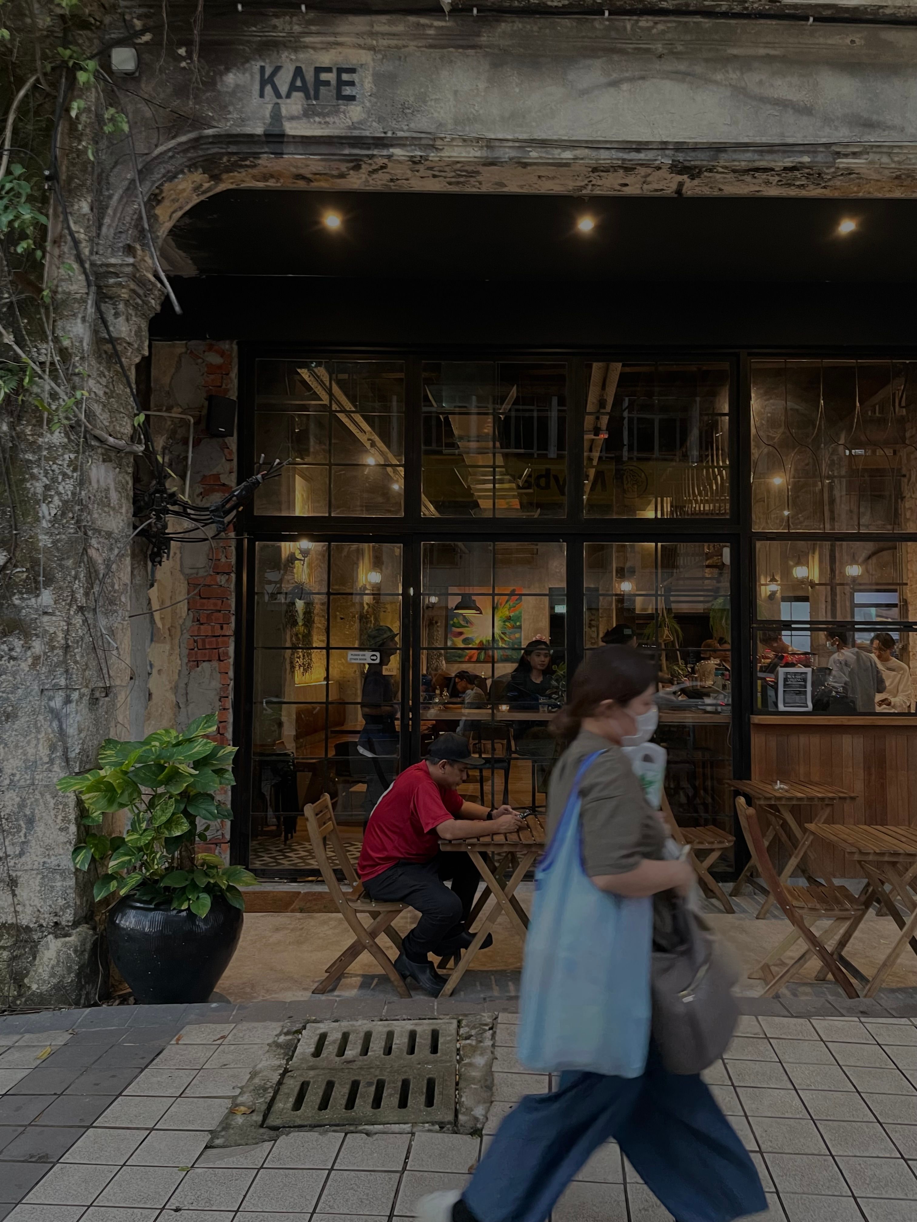 Cafe with Outdoor Tables in a City · Free Stock Photo