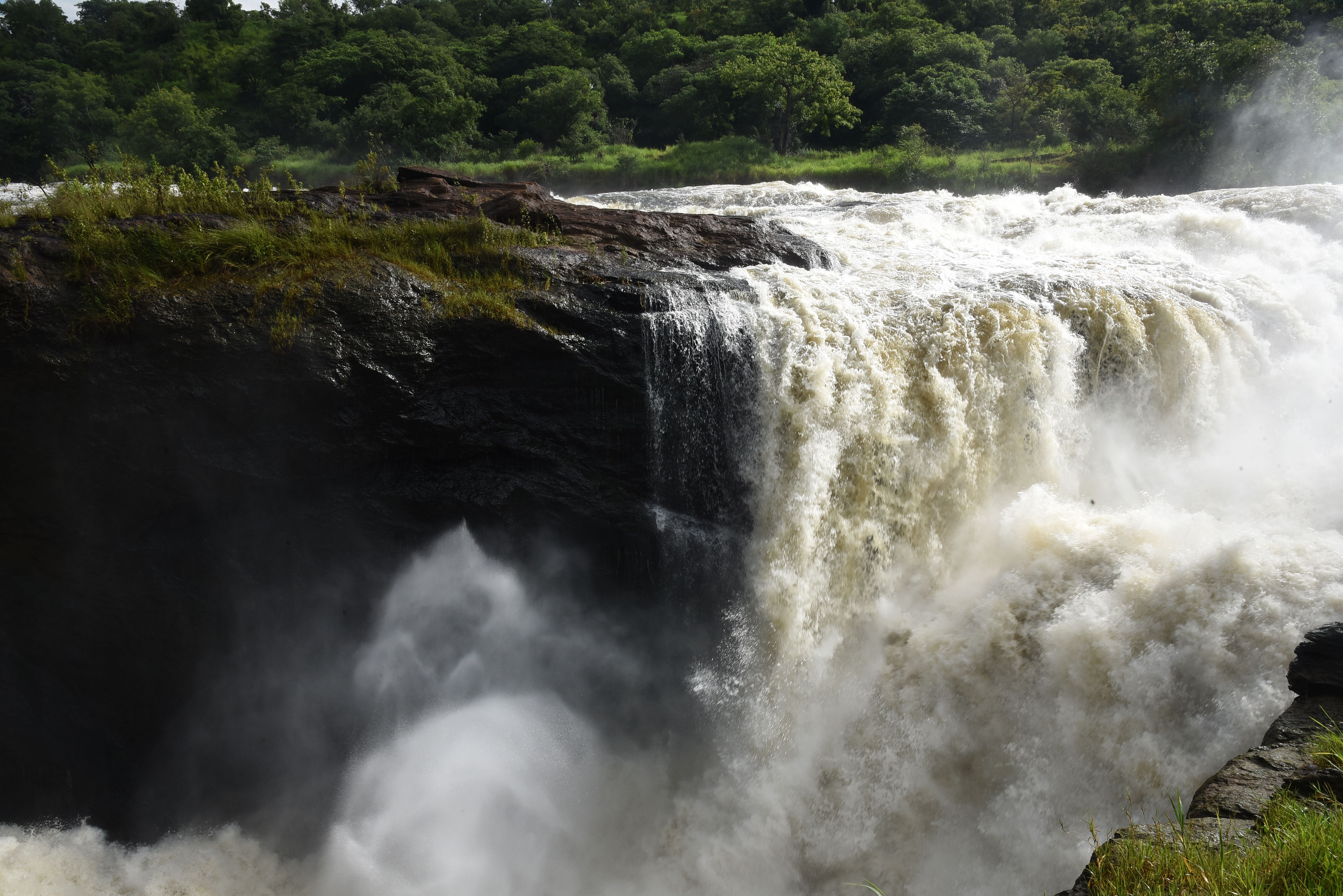 Water Flowing in Huge Waterfall · Free Stock Photo