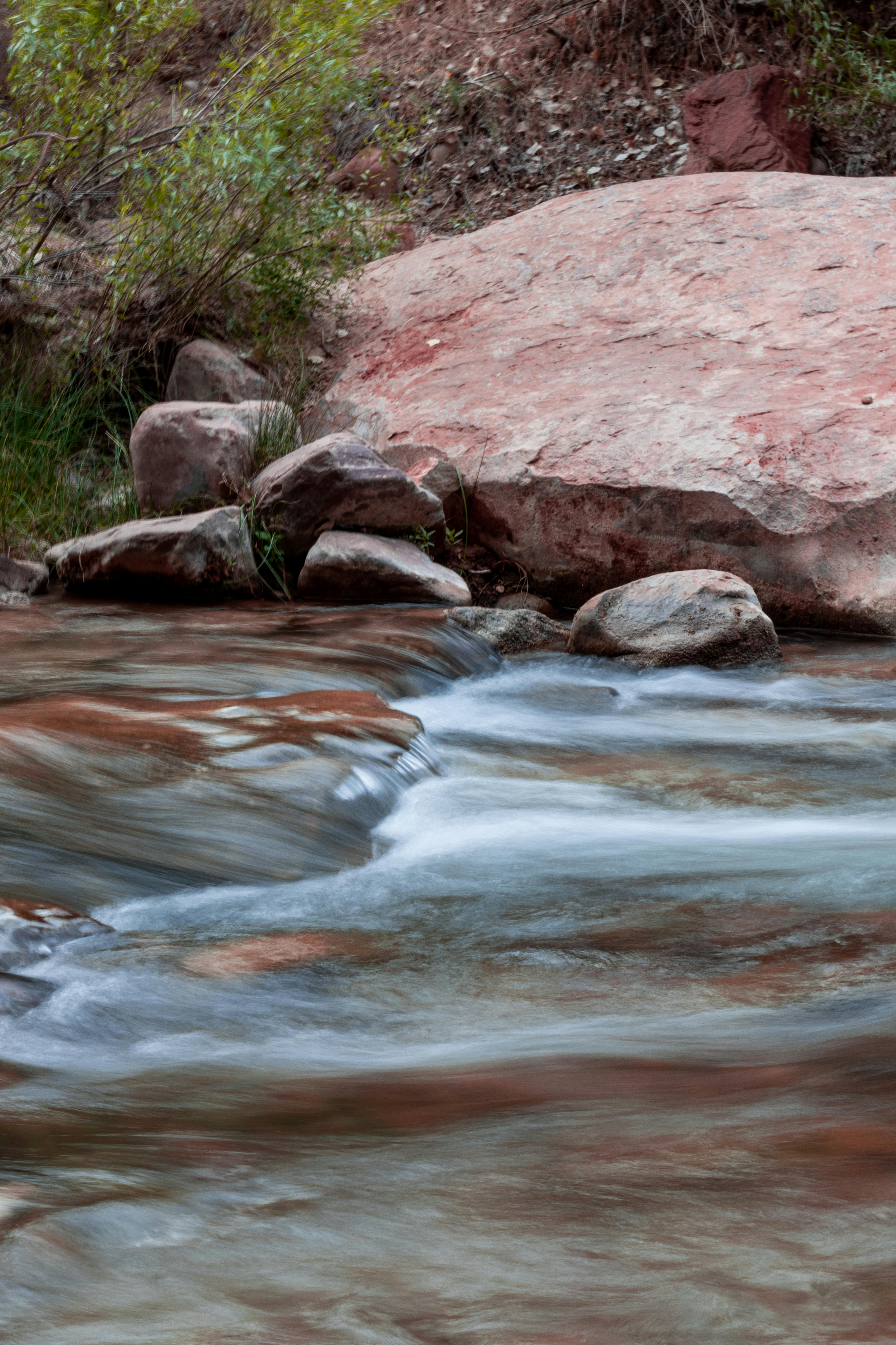 A stream flows through a rocky canyon · Free Stock Photo