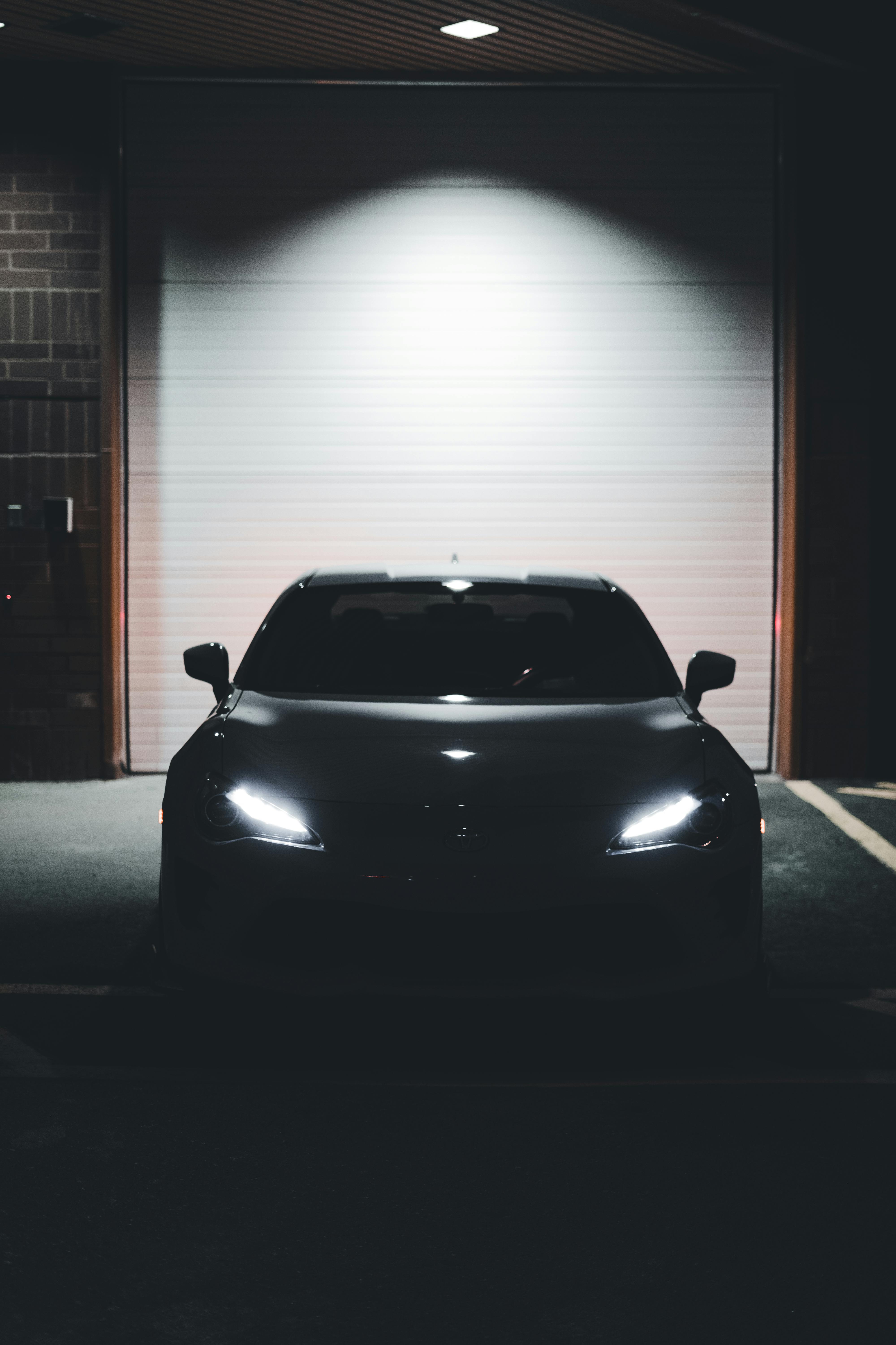 Car in Dark · Free Stock Photo