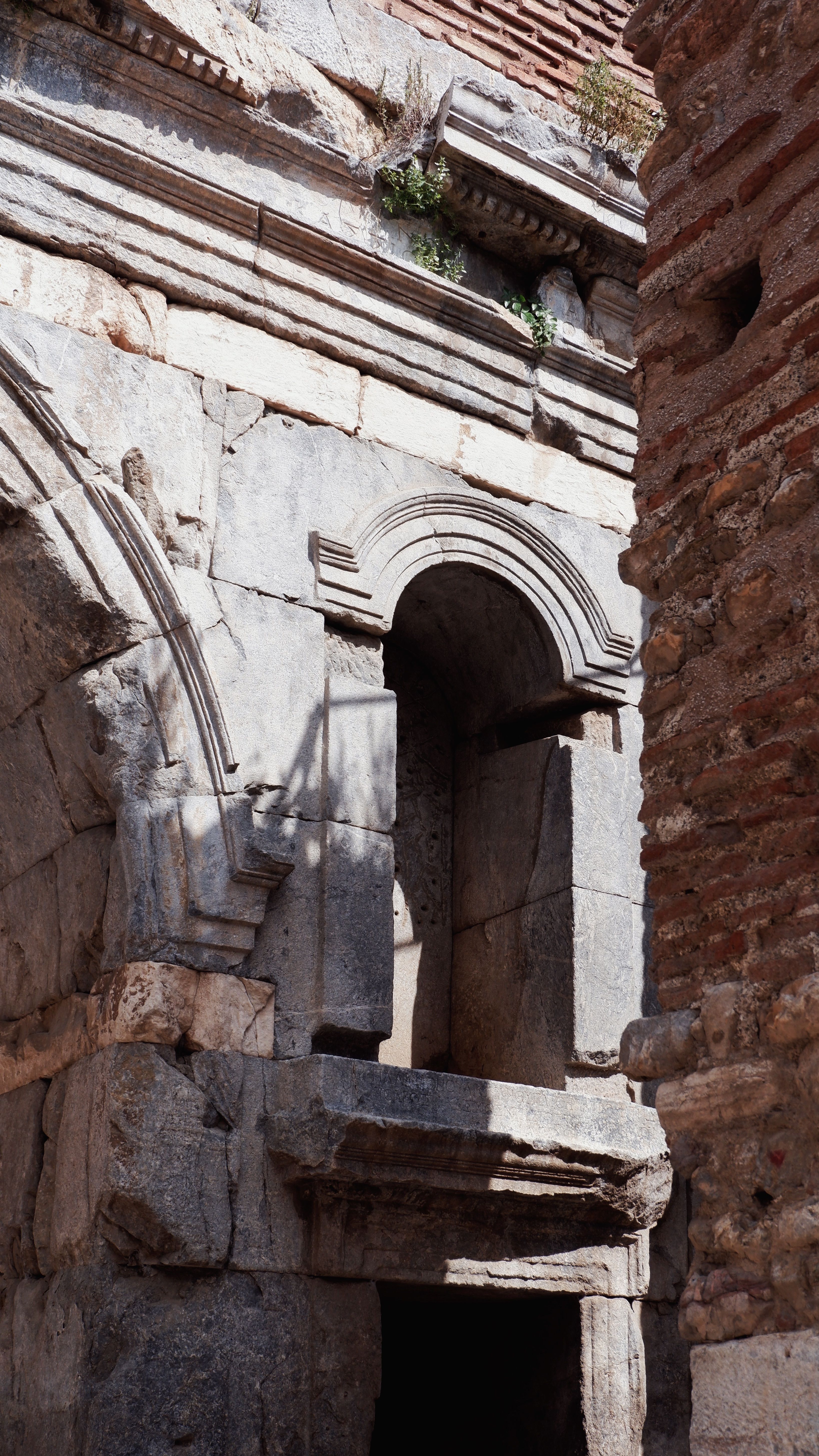 Facade of an Antique Building · Free Stock Photo