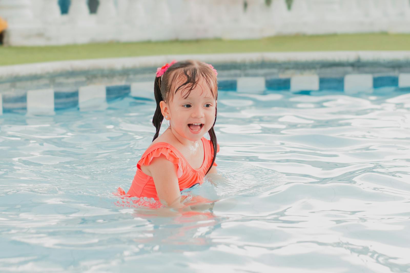Children Playing In Swimming Pool Photos, Download The BEST Free ...