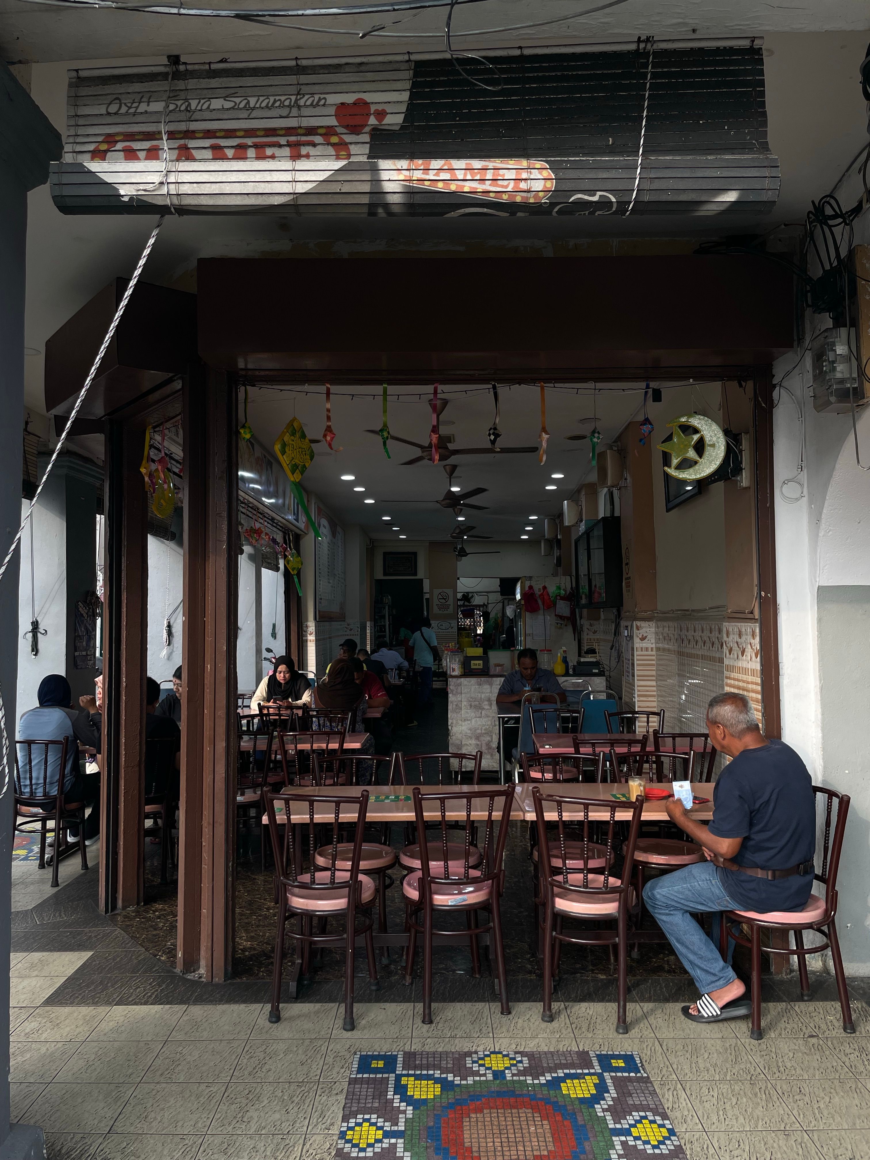 People Sitting and Eating in Food Bar · Free Stock Photo