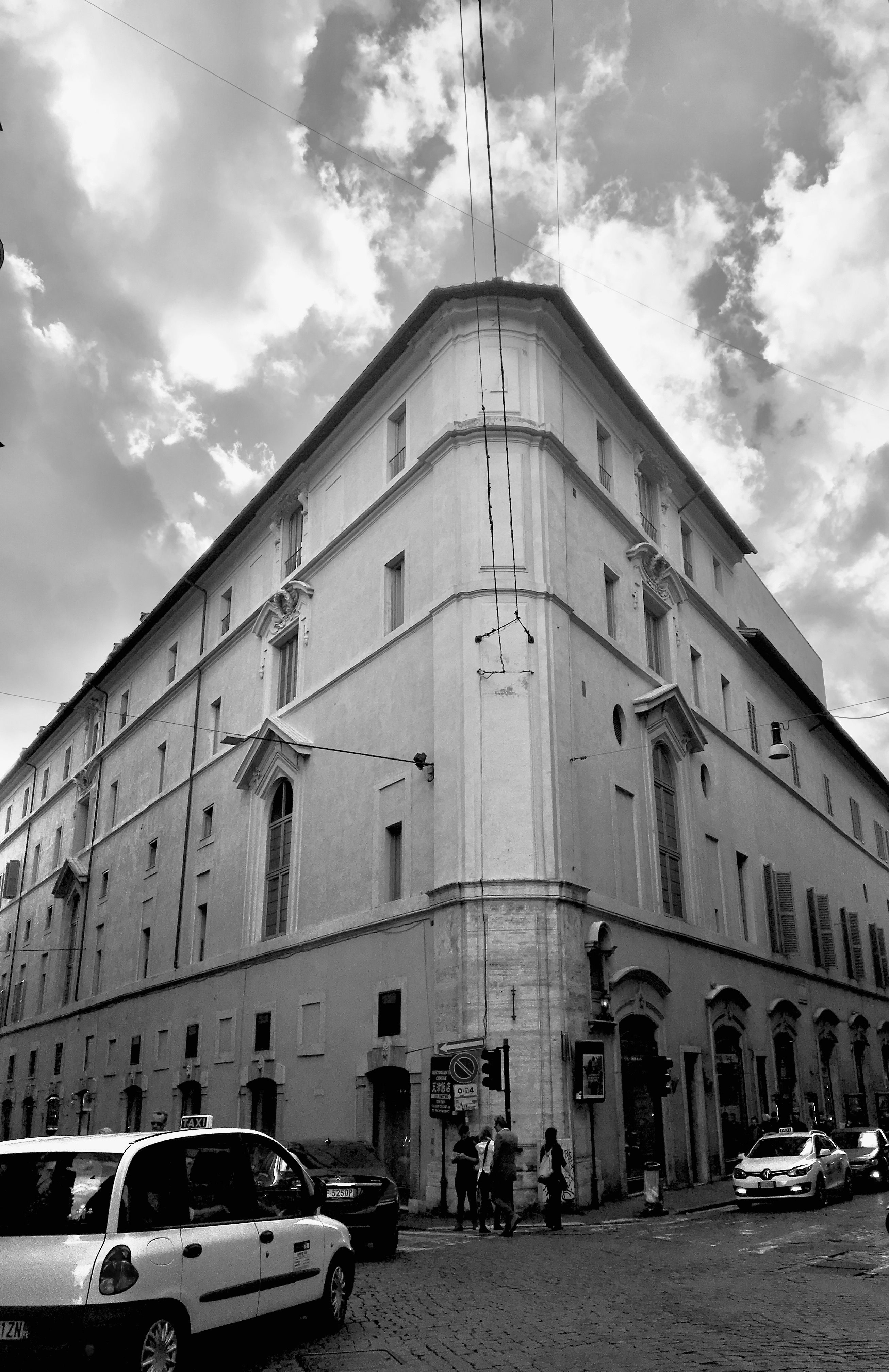 Old Residential Building in City · Free Stock Photo