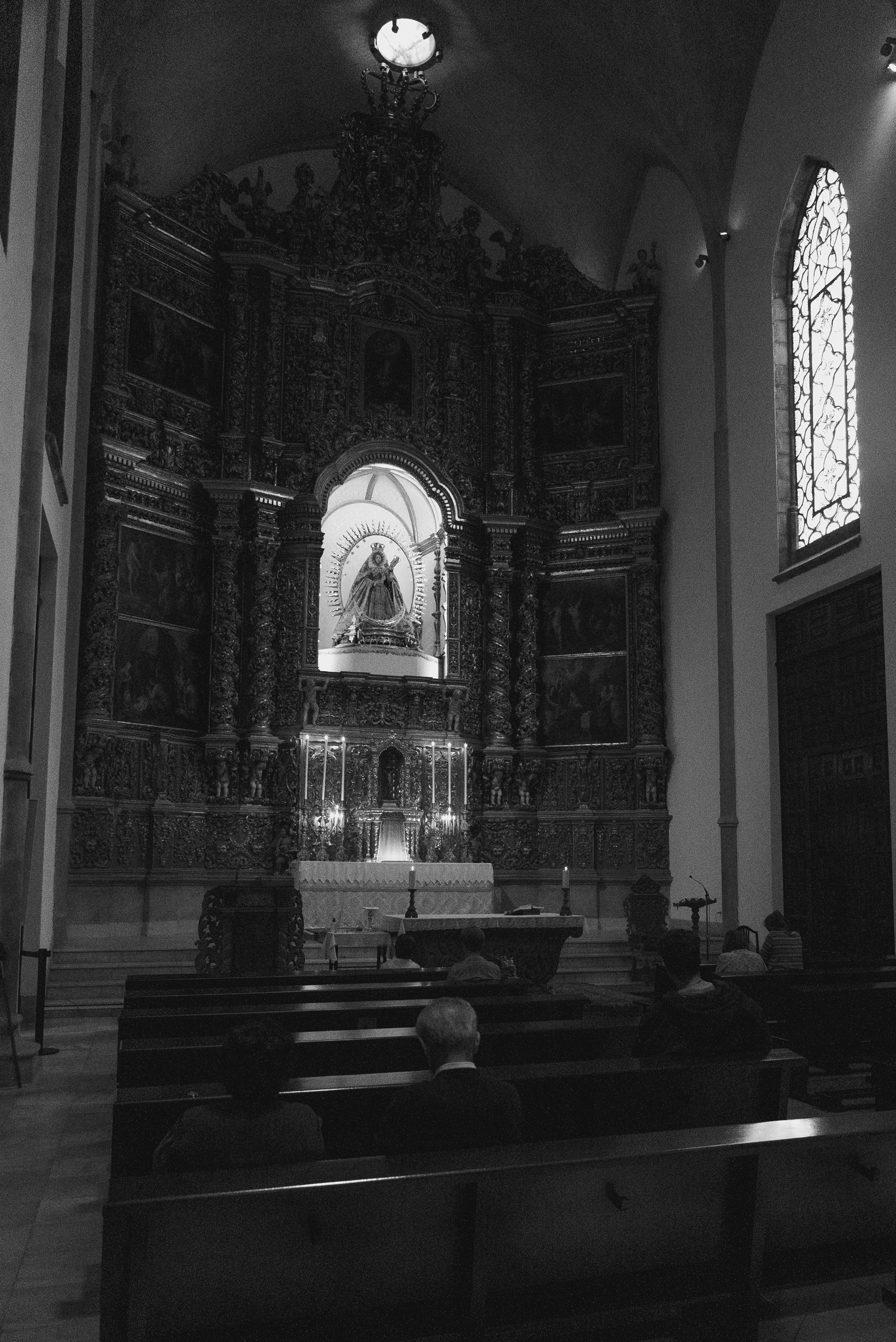 Church Altar in Black and White · Free Stock Photo