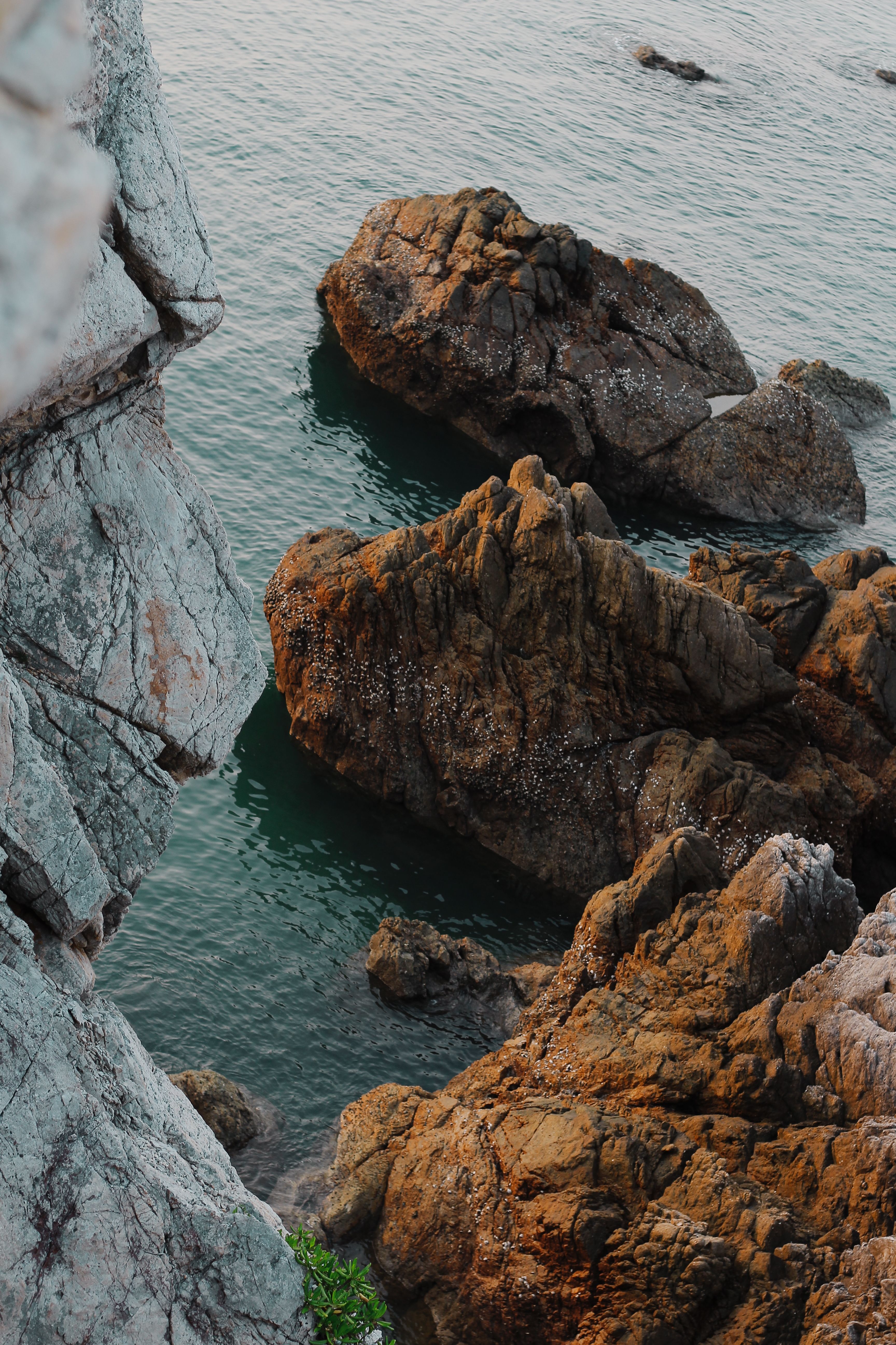 High Angle Shot of Rocky Cliffs on the Shore · Free Stock Photo