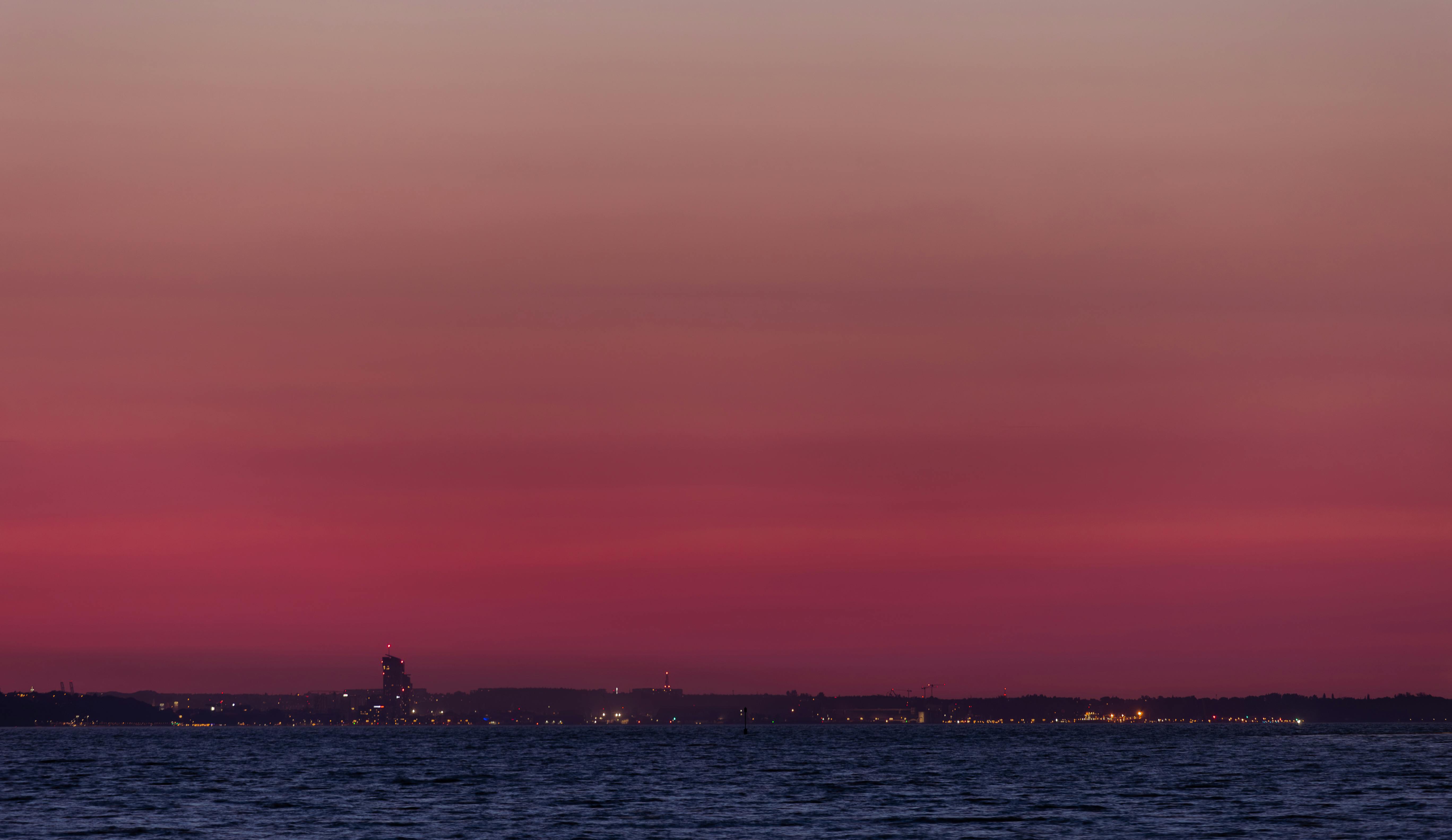 Red Sky over Sea Coast at Dusl · Free Stock Photo