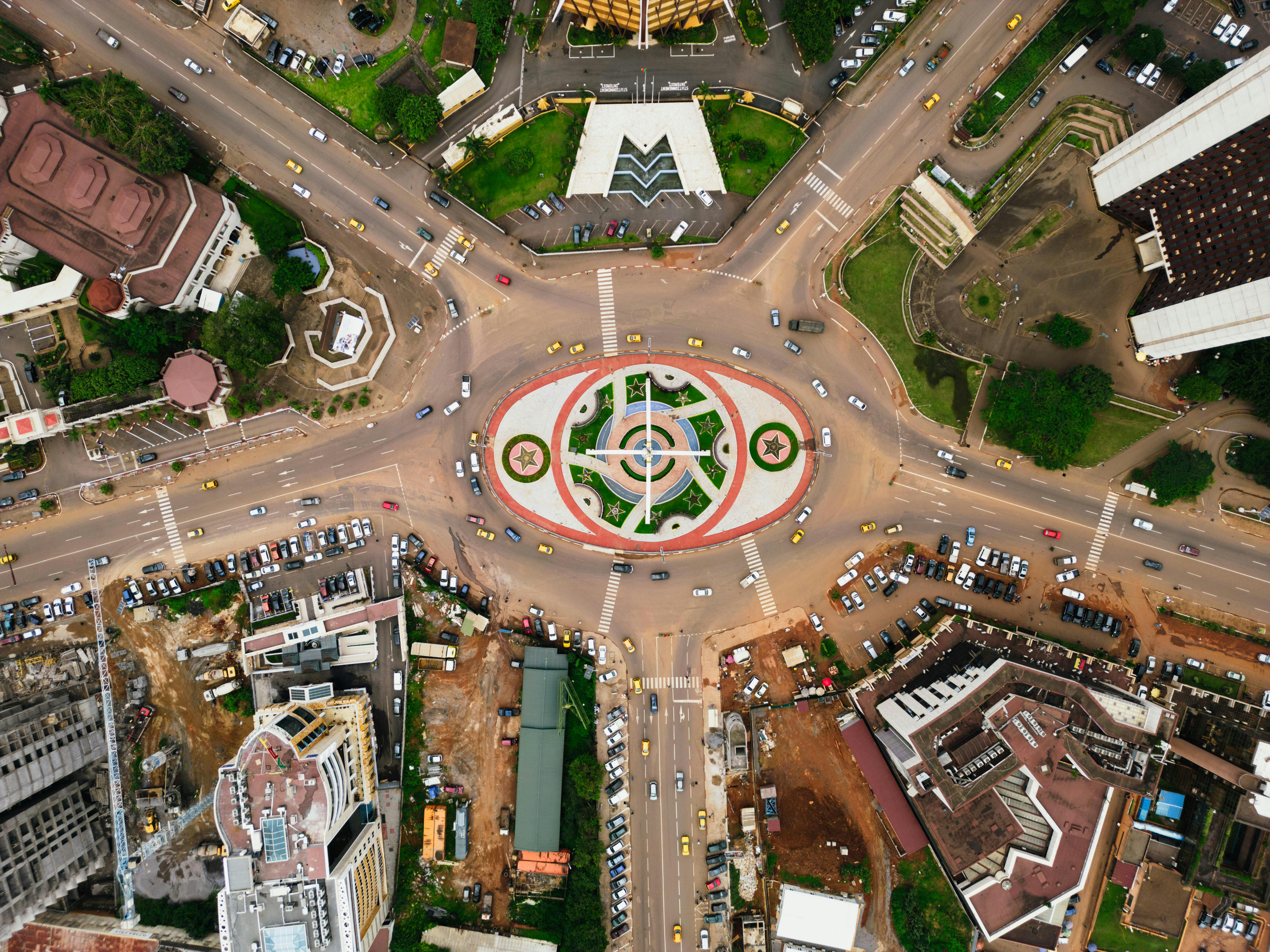 Photo gratuite de cameroun, circulation, monument, panorama urbain, photo avec un drone ...