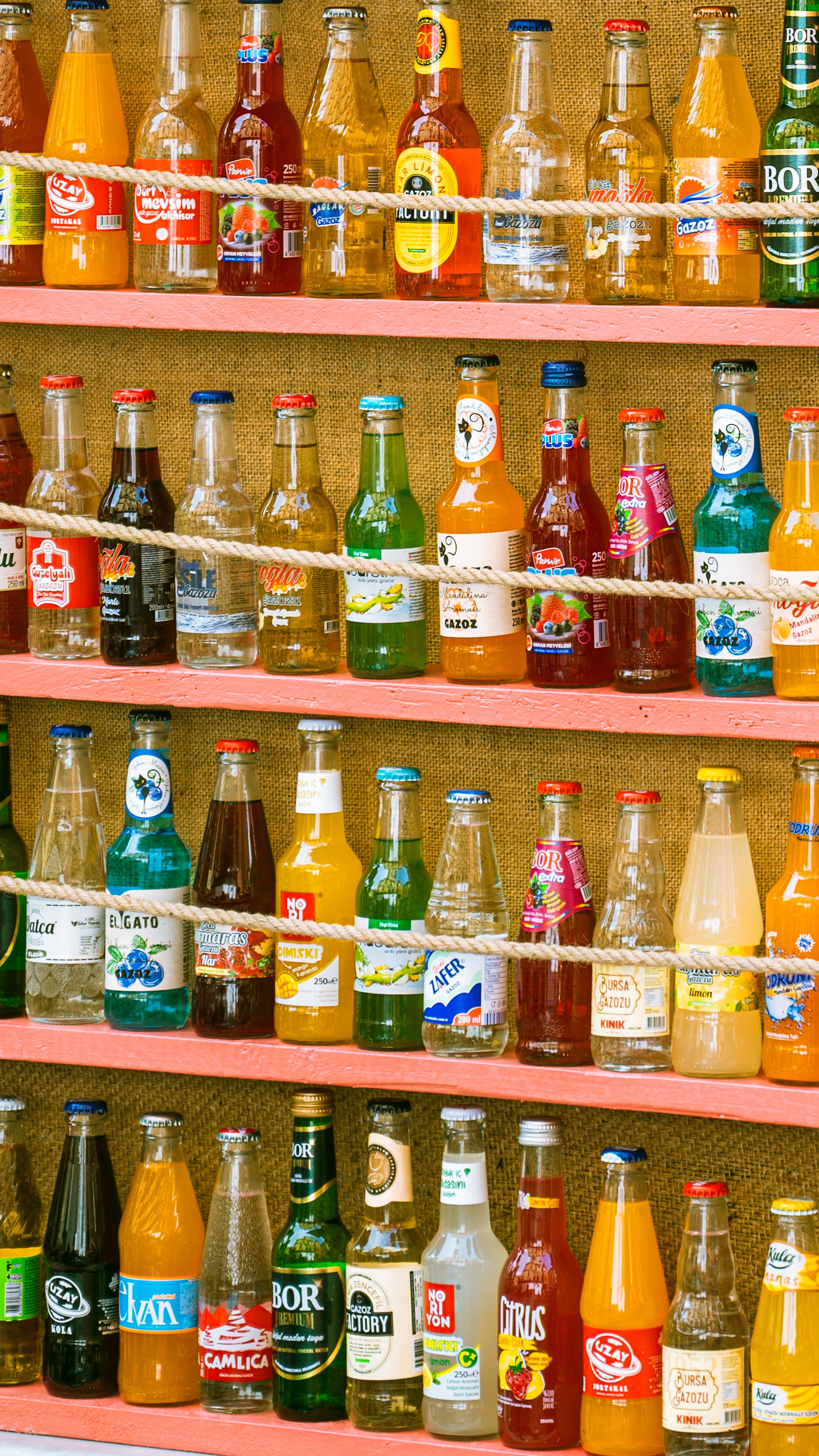 Botellas De Alcohol En Los Estantes · Foto de stock gratuita