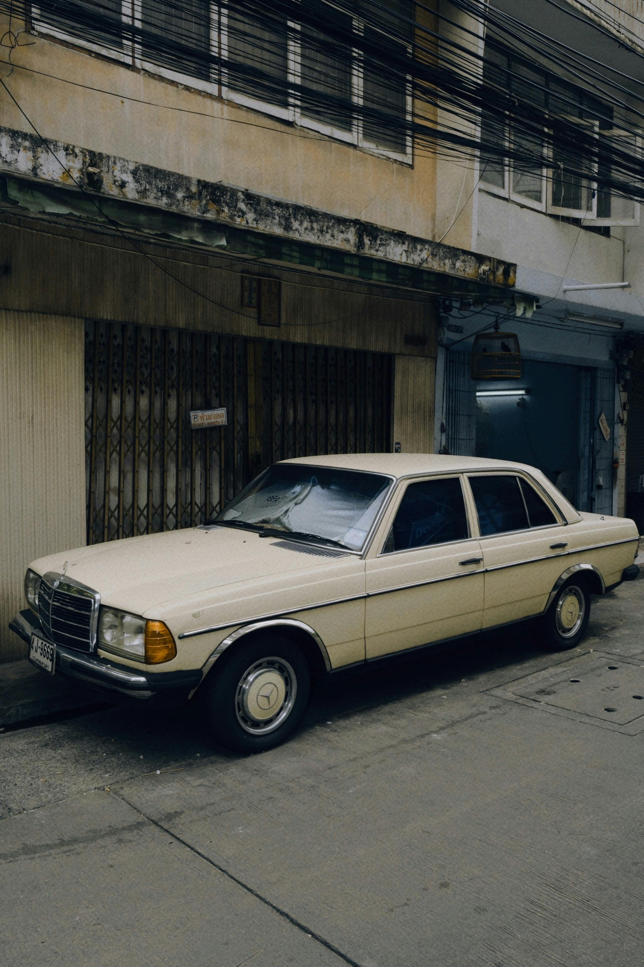 Mercedes-Benz W123 on Street · Free Stock Photo