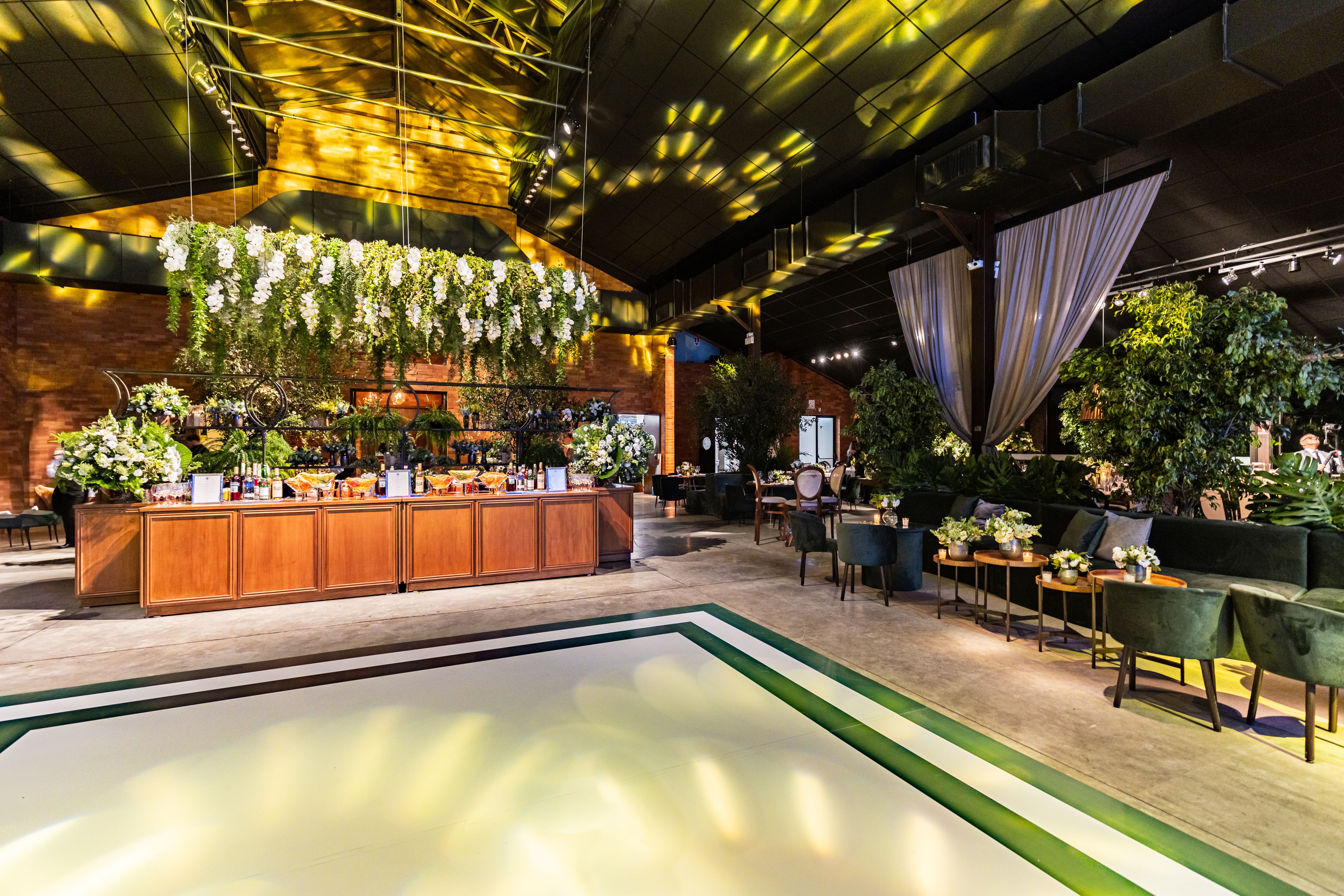 The Bar and Flower Arrangements in a Modern Restaurant · Free Stock Photo