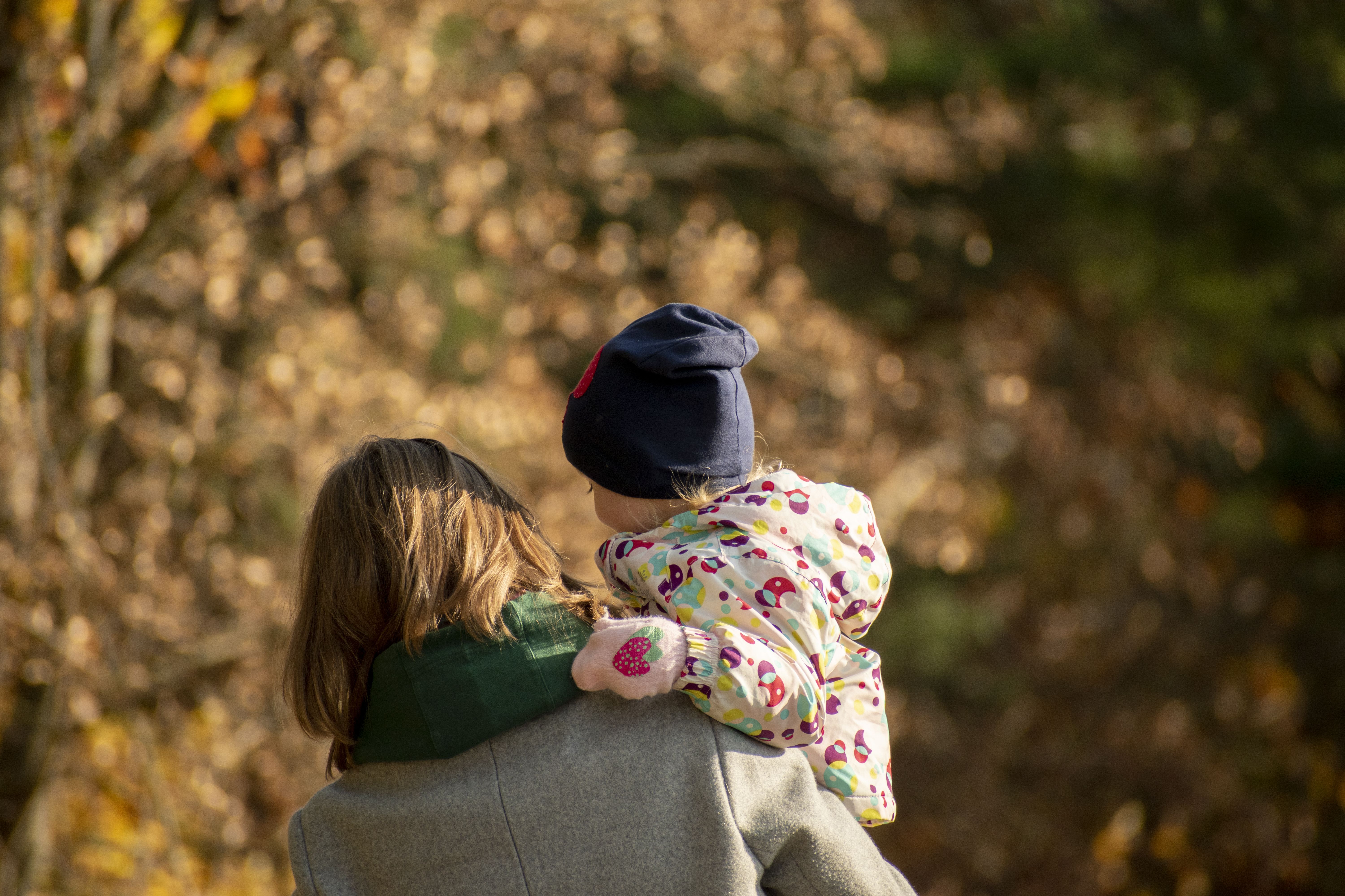 Child On Shoulder Photos, Download The BEST Free Child On Shoulder ...