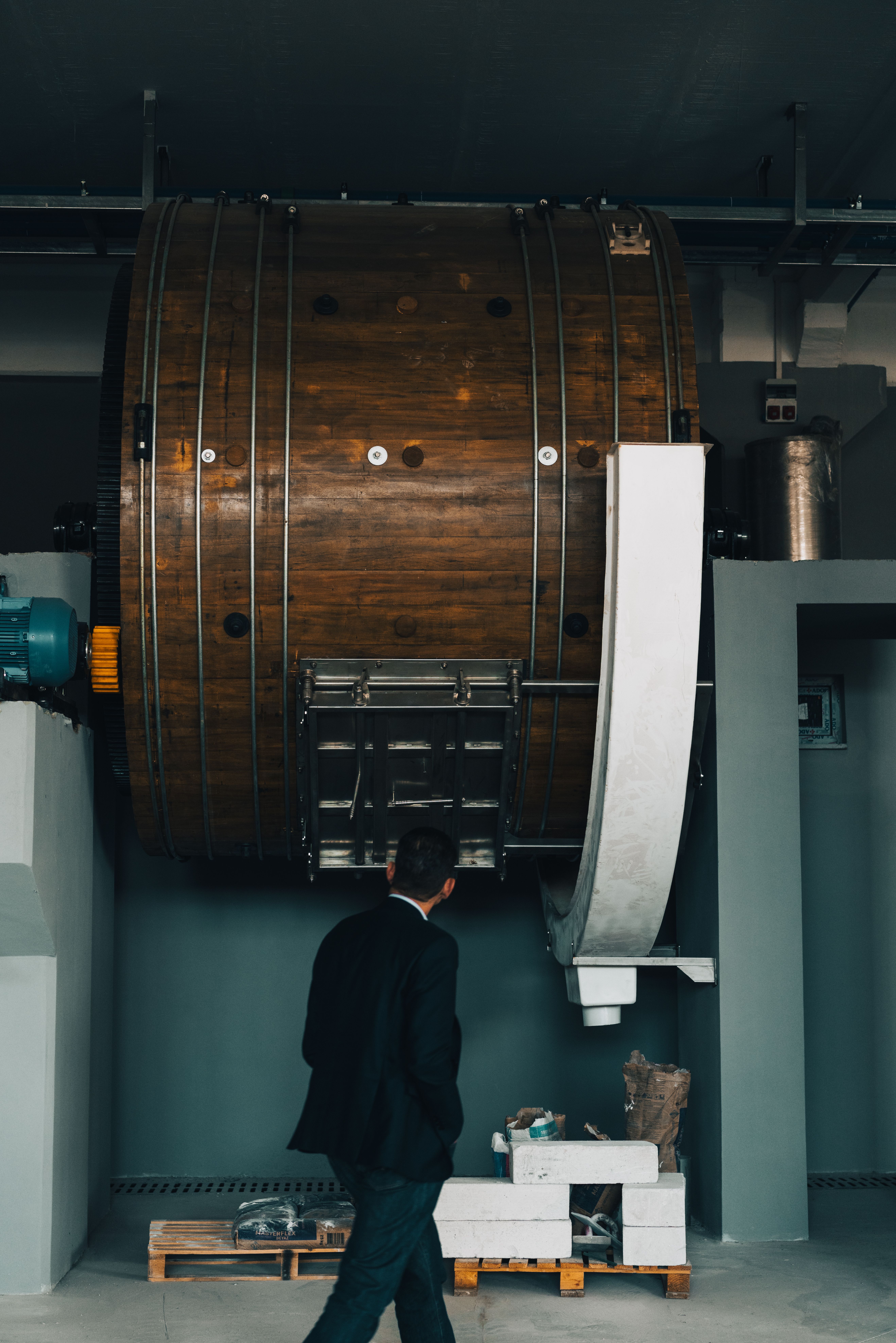 Man in a Suit Looking at a Tanning Drum · Free Stock Photo