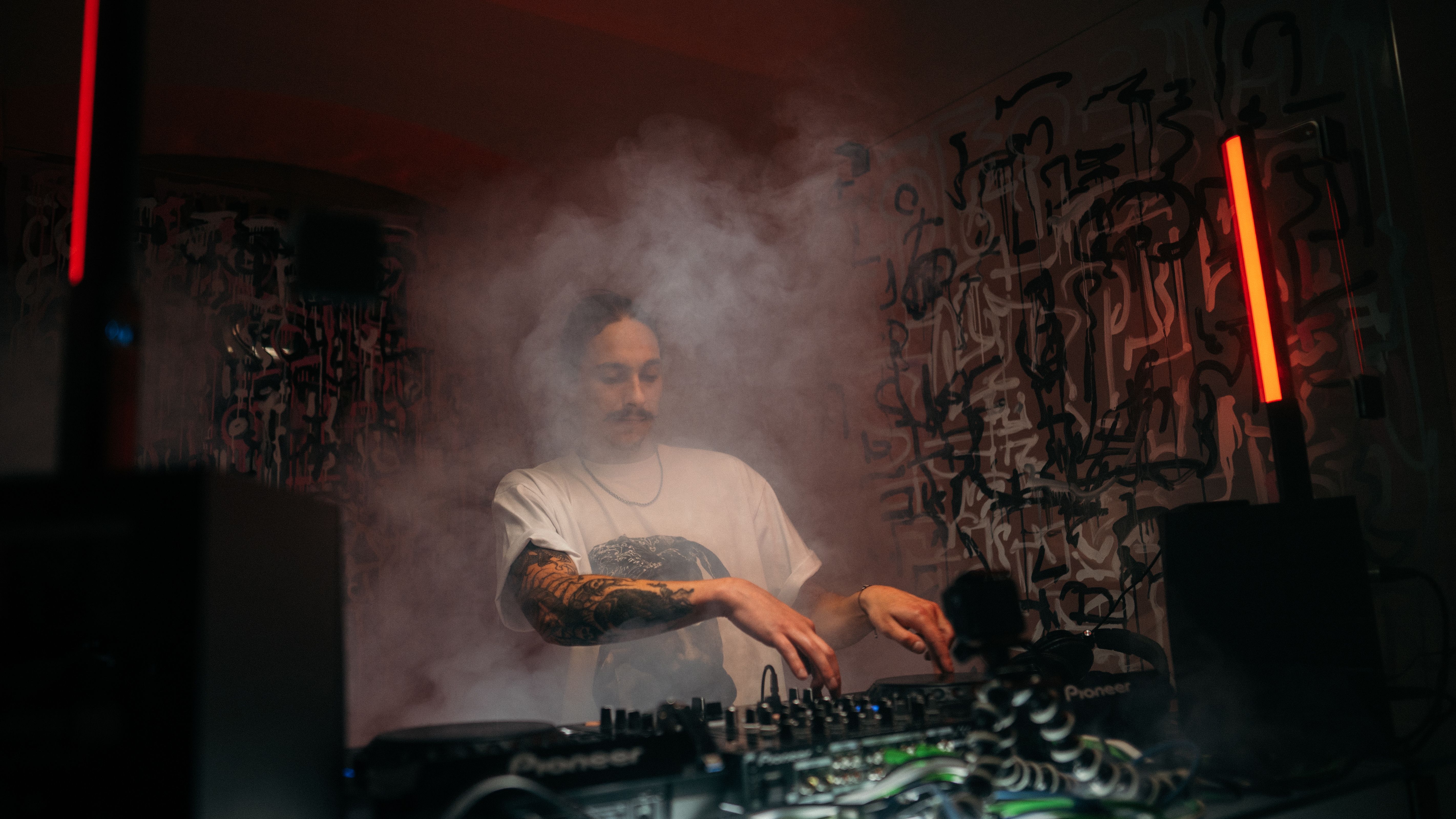 Smoke over DJ · Free Stock Photo
