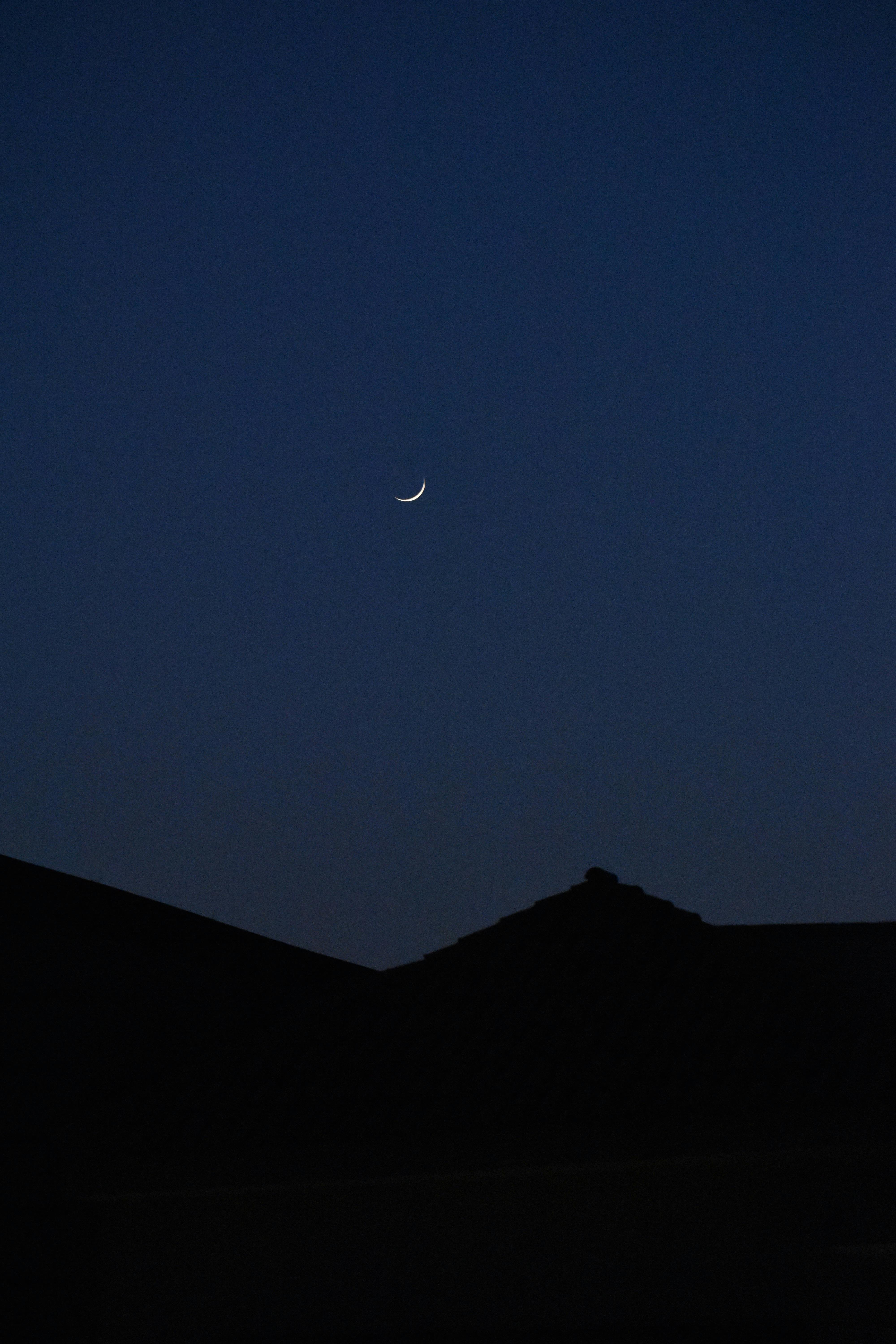 Crescent Moon at Night · Free Stock Photo