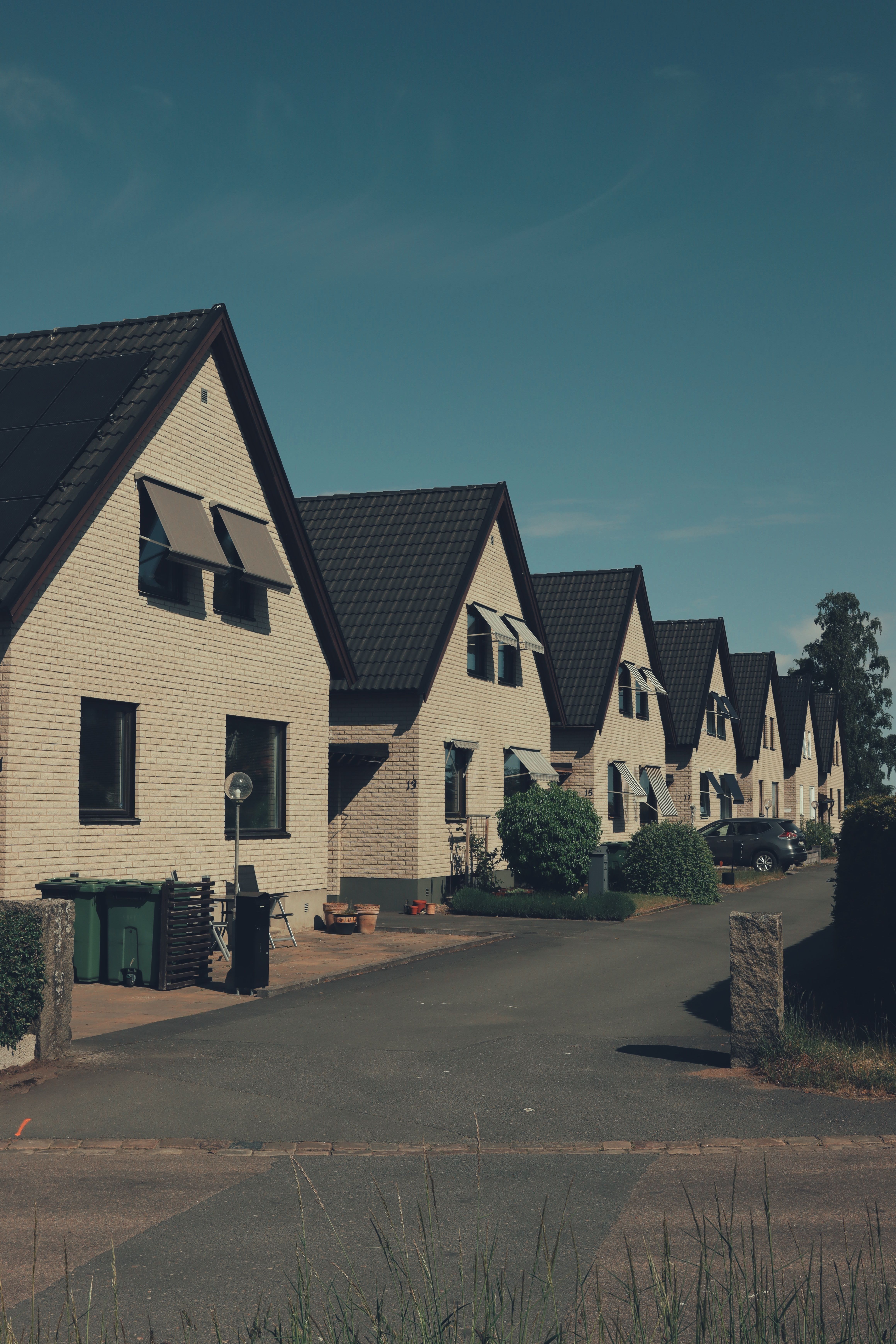 Houses Along Alley in Suburbs · Free Stock Photo