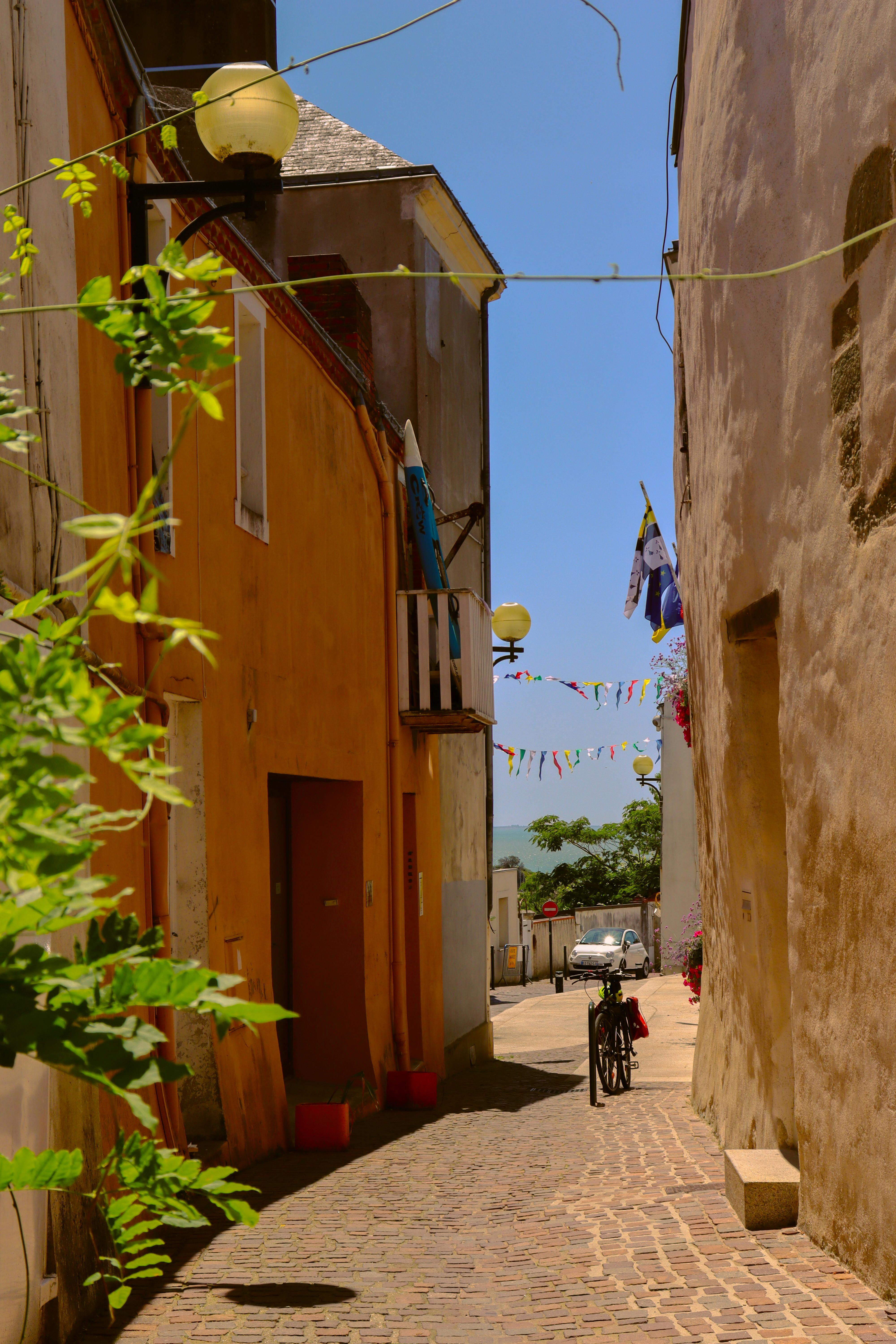 Archway in an Alley · Free Stock Photo