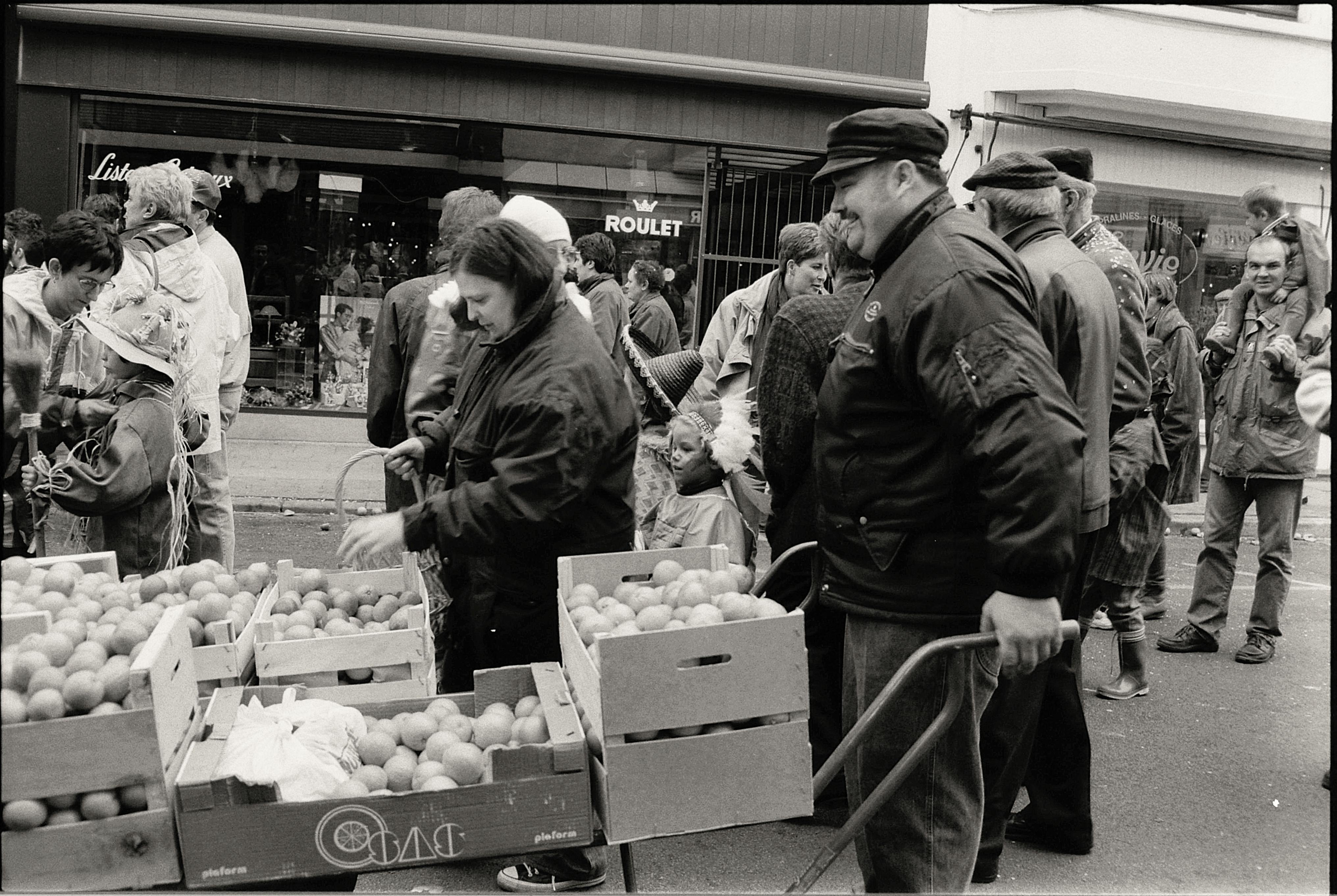 Pushing In Crowd Photos, Download The BEST Free Pushing In Crowd Stock ...