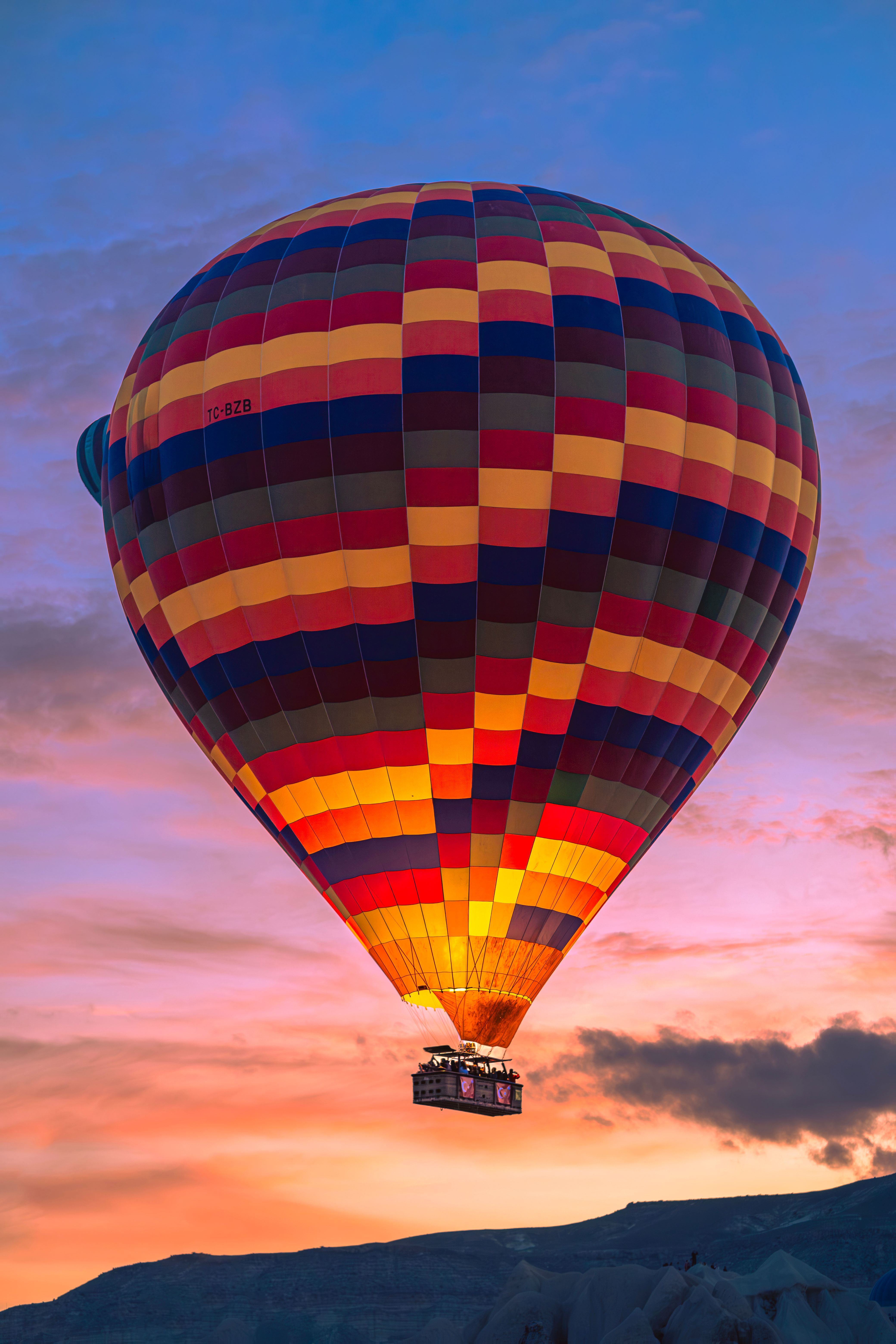 Photo gratuite de crépuscule, flotter, montgolfière, soir, tir vertical ...