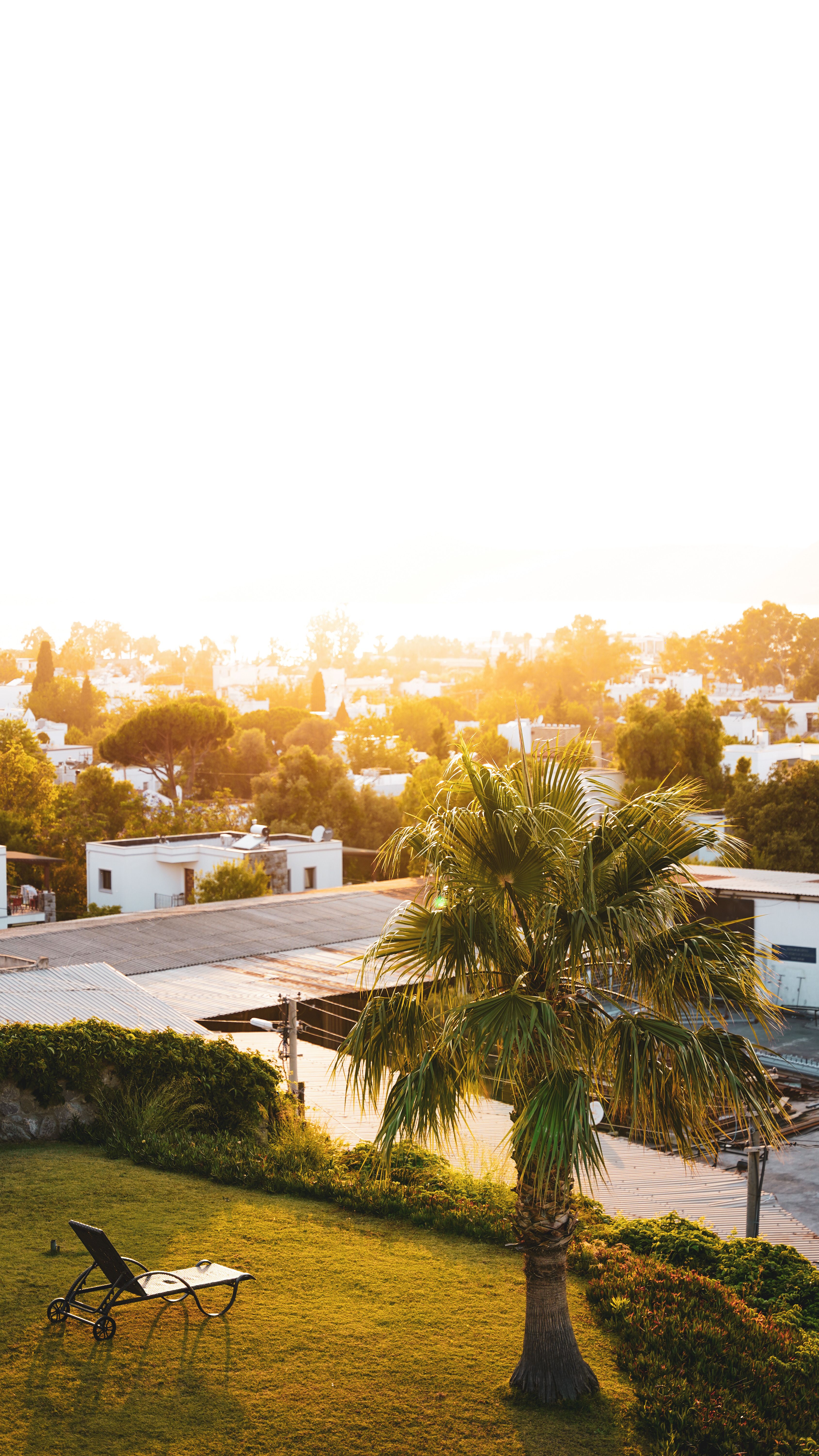 Bright Sunny Sky over Resort · Free Stock Photo