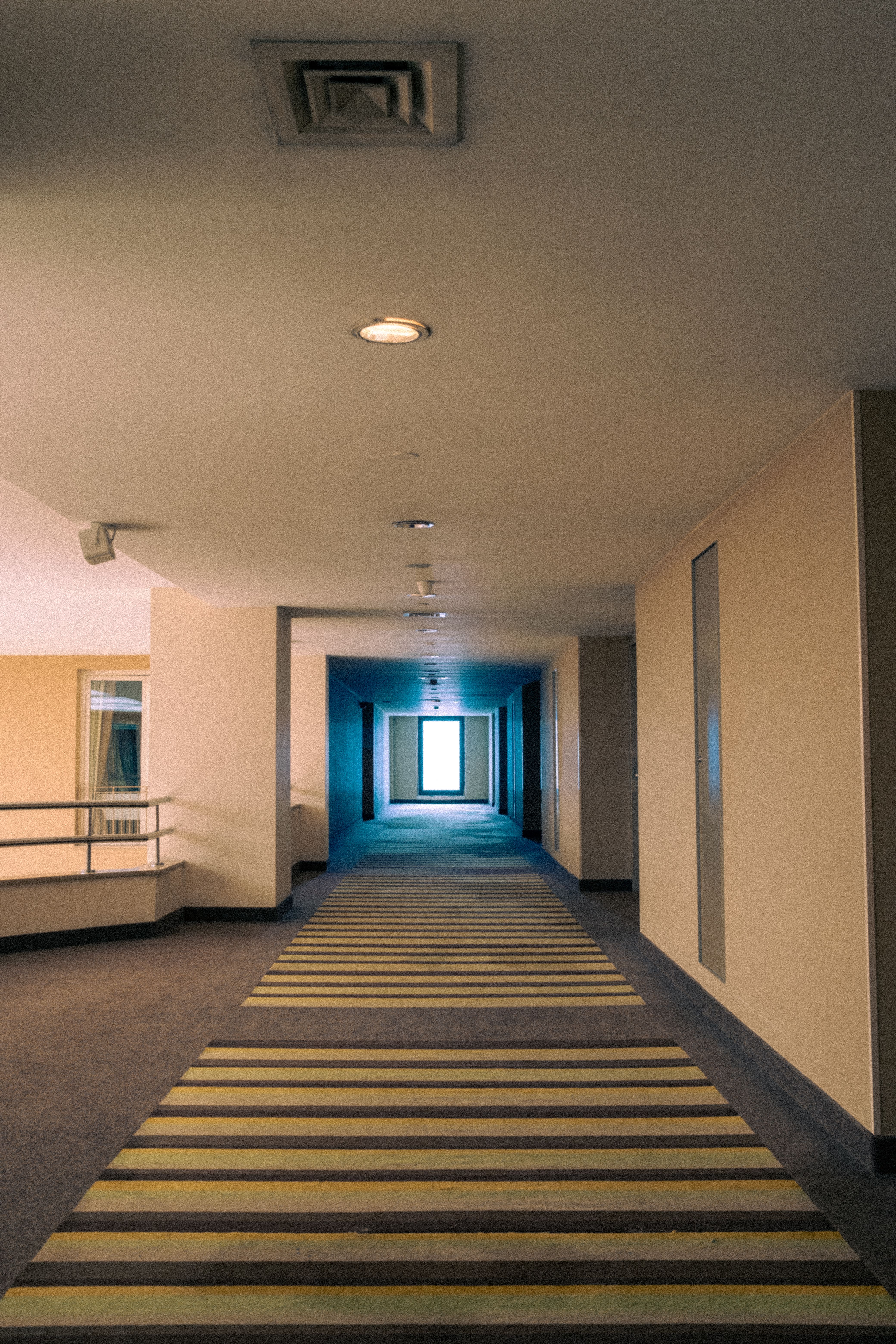 View of a Corridor with the Door at the End · Free Stock Photo