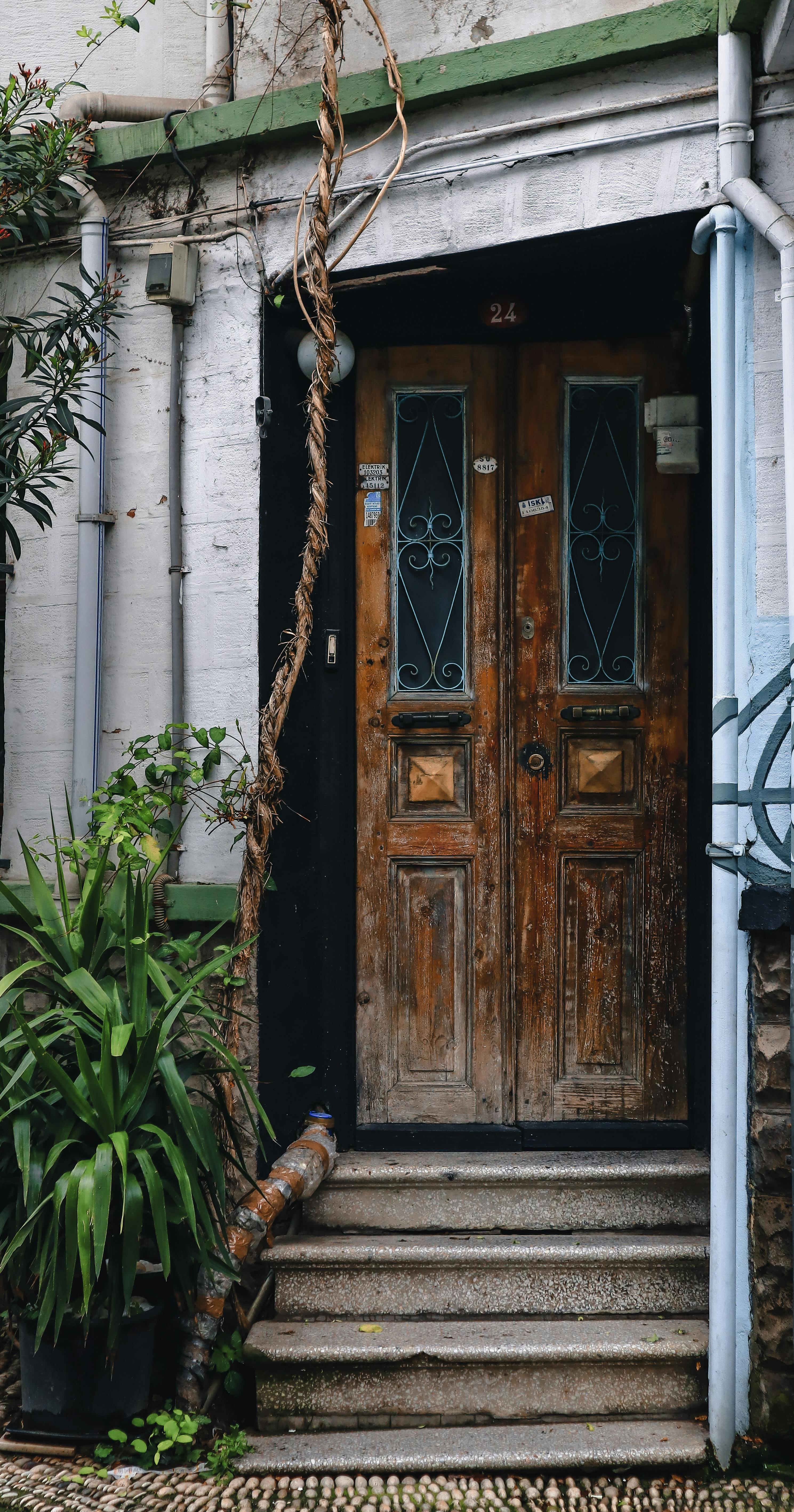 Old Wooden Entrance Door and Steps · Free Stock Photo