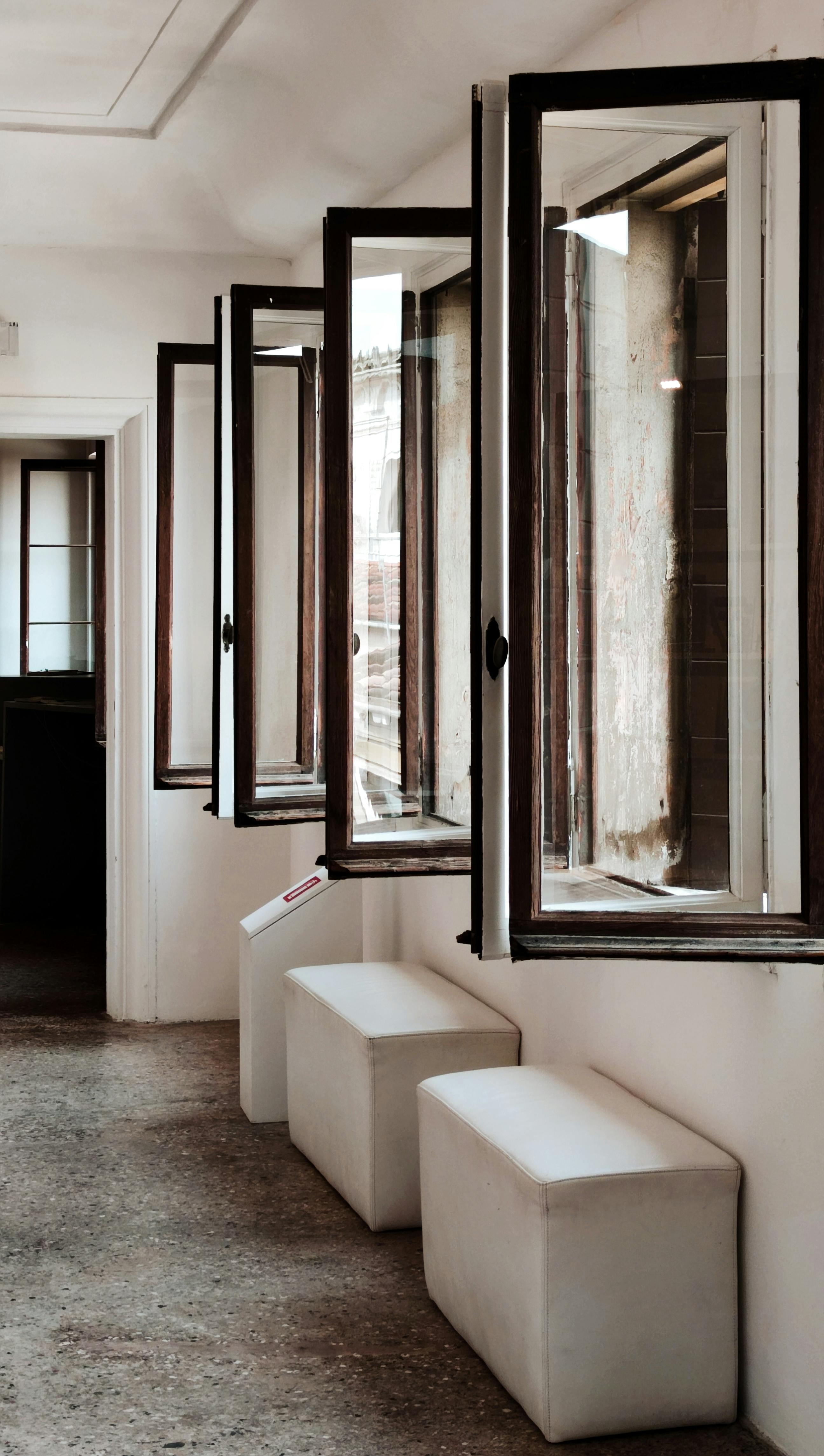 Open Windows in Corridor · Free Stock Photo