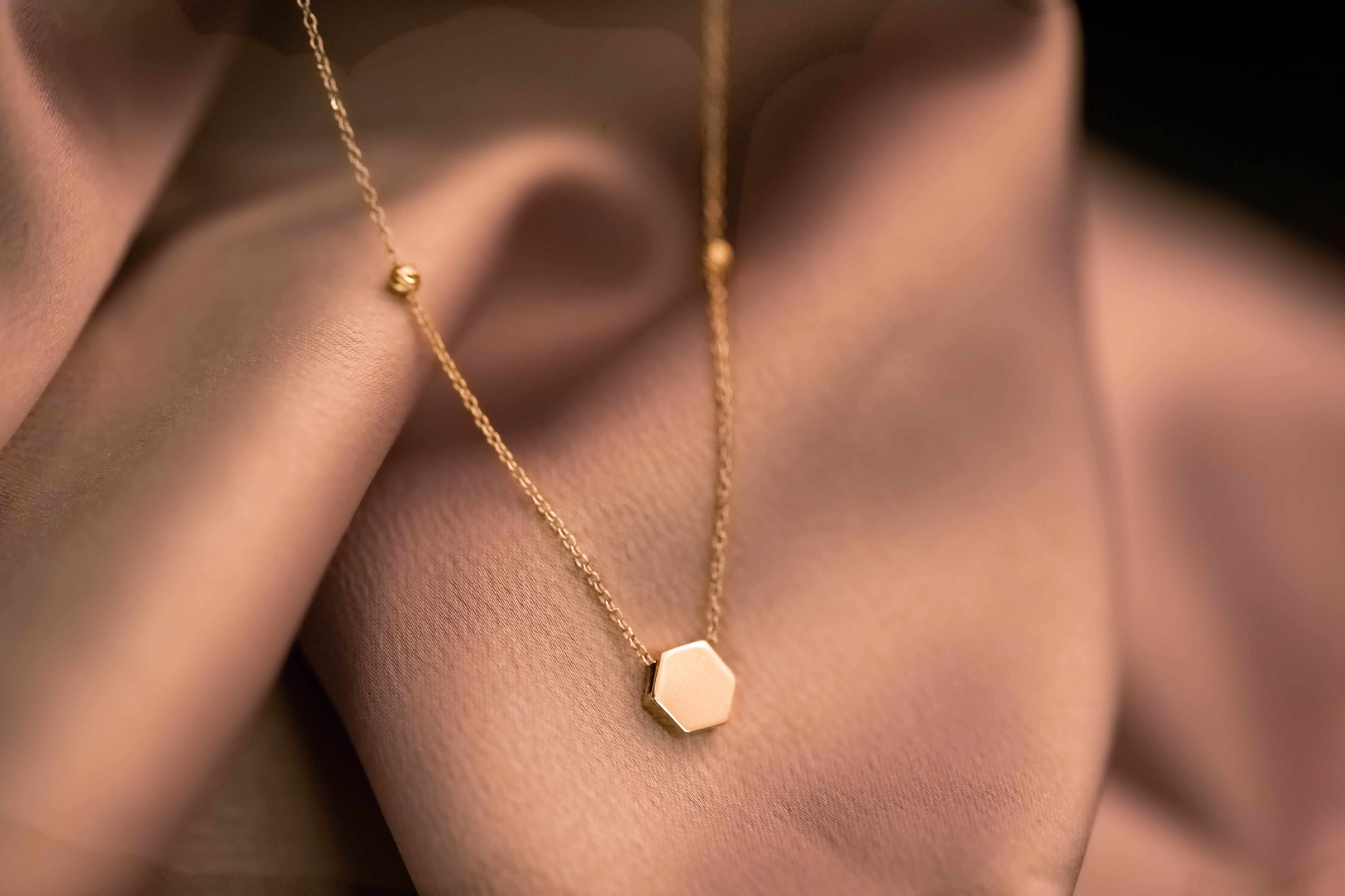 Gold Chains On Silk Background Photos, Download The BEST Free Gold ...