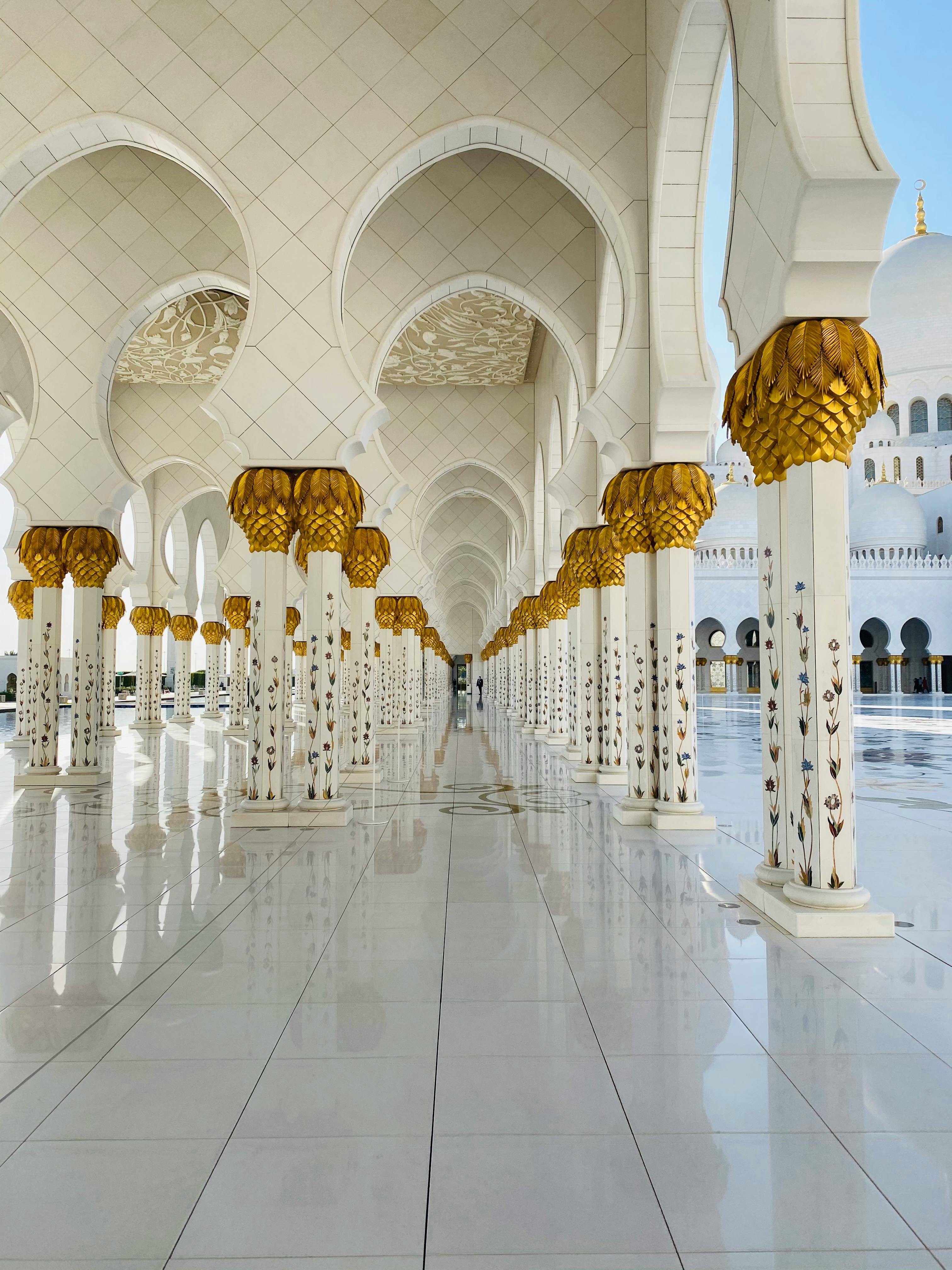 Interior of a Luxurious Palace · Free Stock Photo