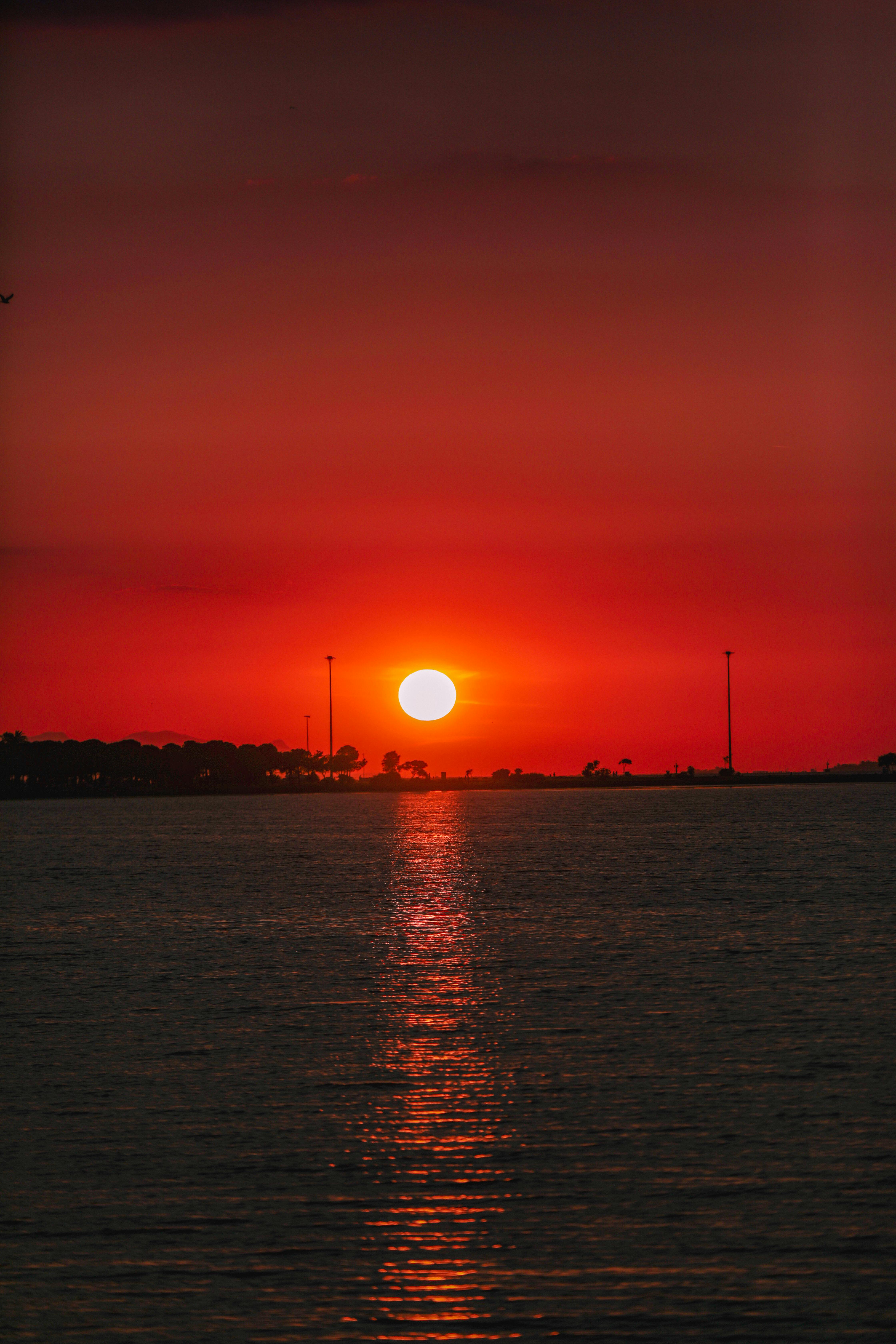 Red Sky over Water at Sunset · Free Stock Photo