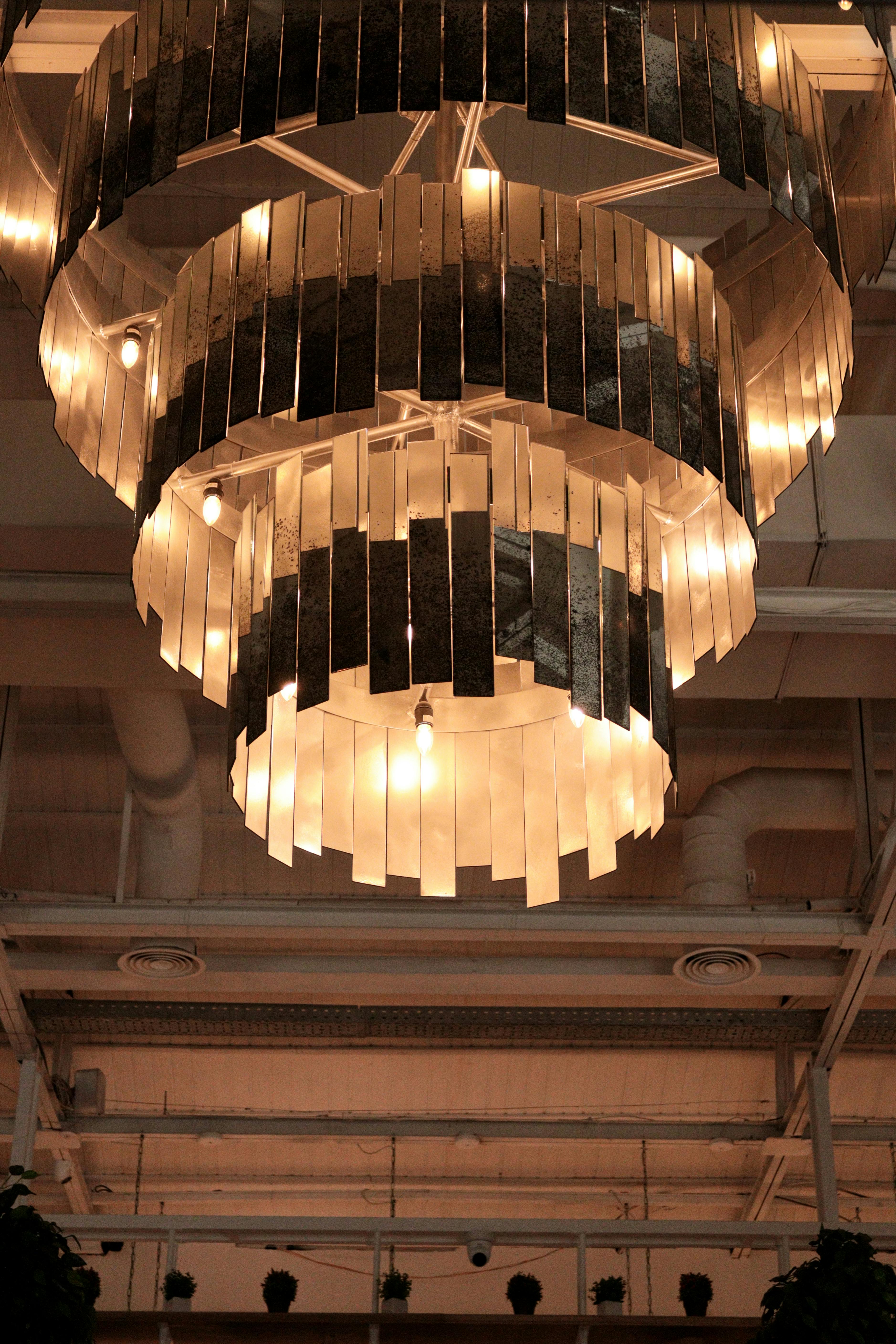 Luxurious chandelier in the restaurant · Free Stock Photo