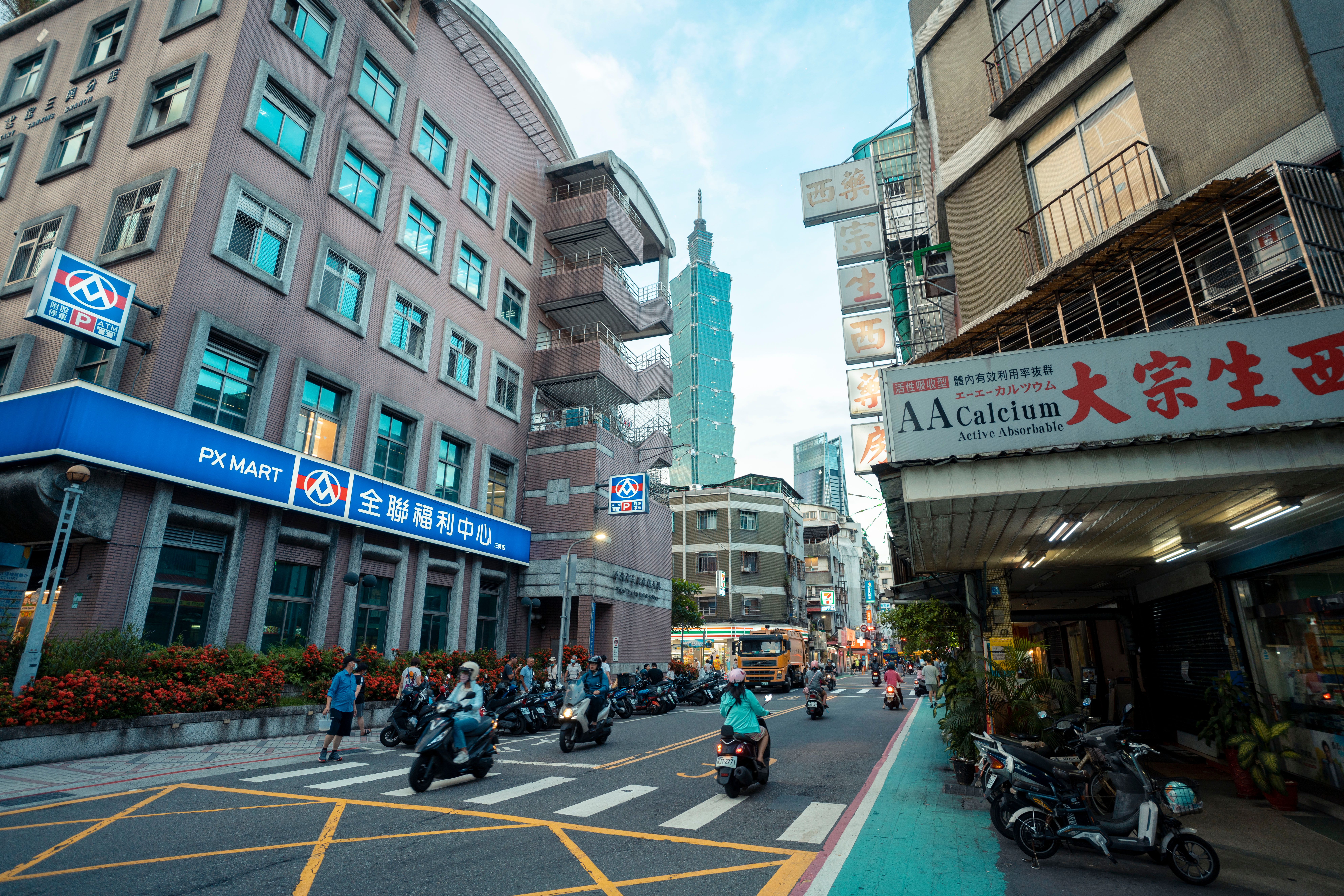 Street with Taipei 101 behind · Free Stock Photo