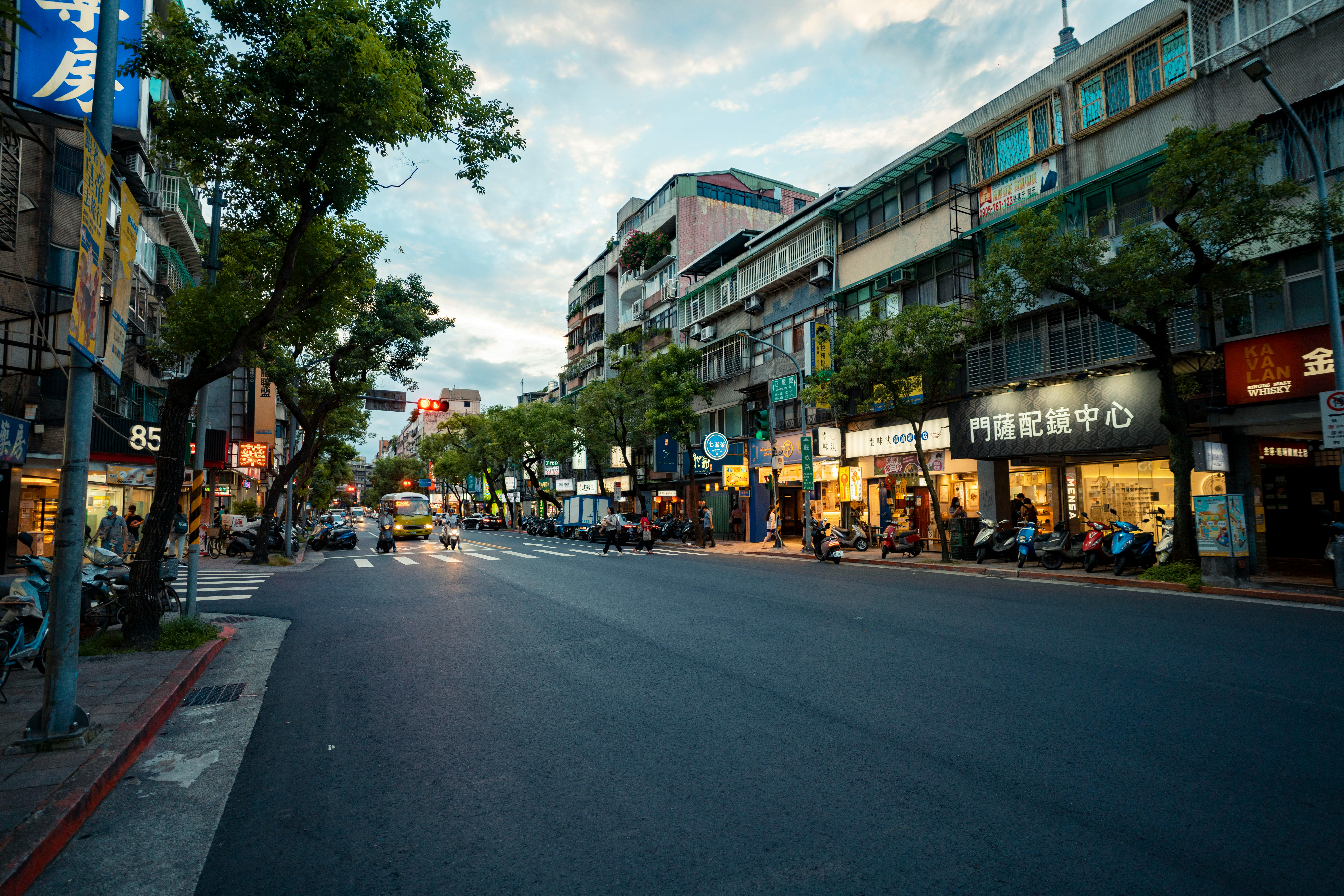 Taipei Streets in the Evening · Free Stock Photo