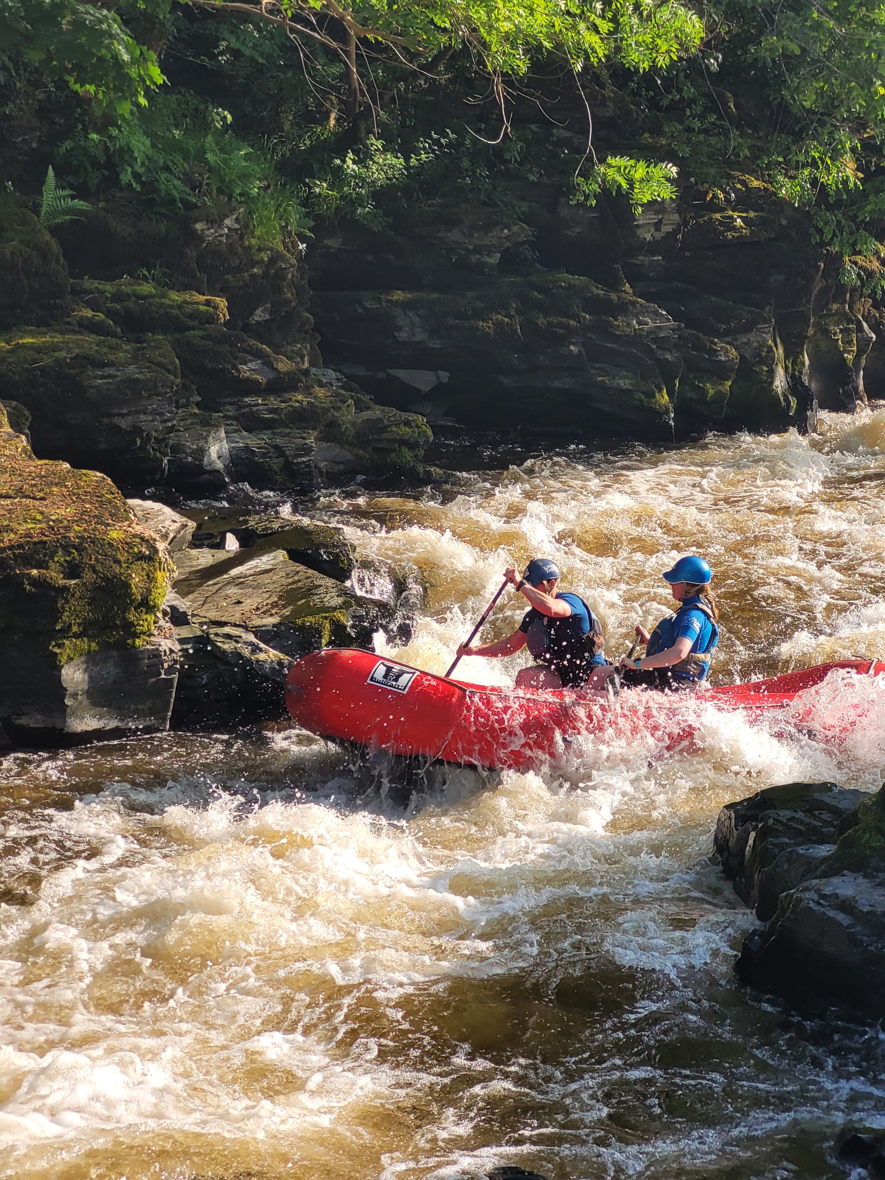 People Canoeing on Stream · Free Stock Photo