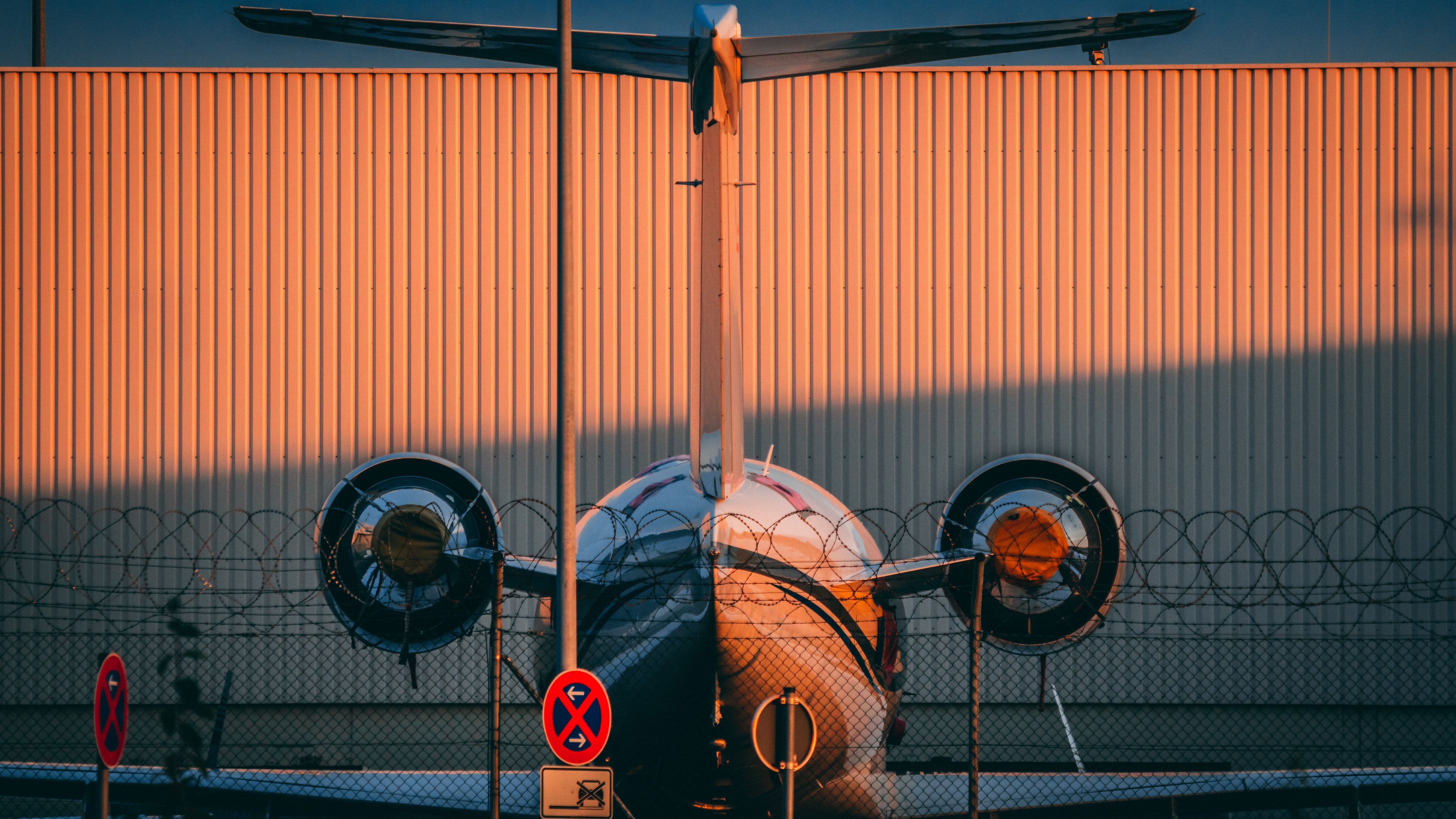 Twin Jet Airplane in Rear View · Free Stock Photo