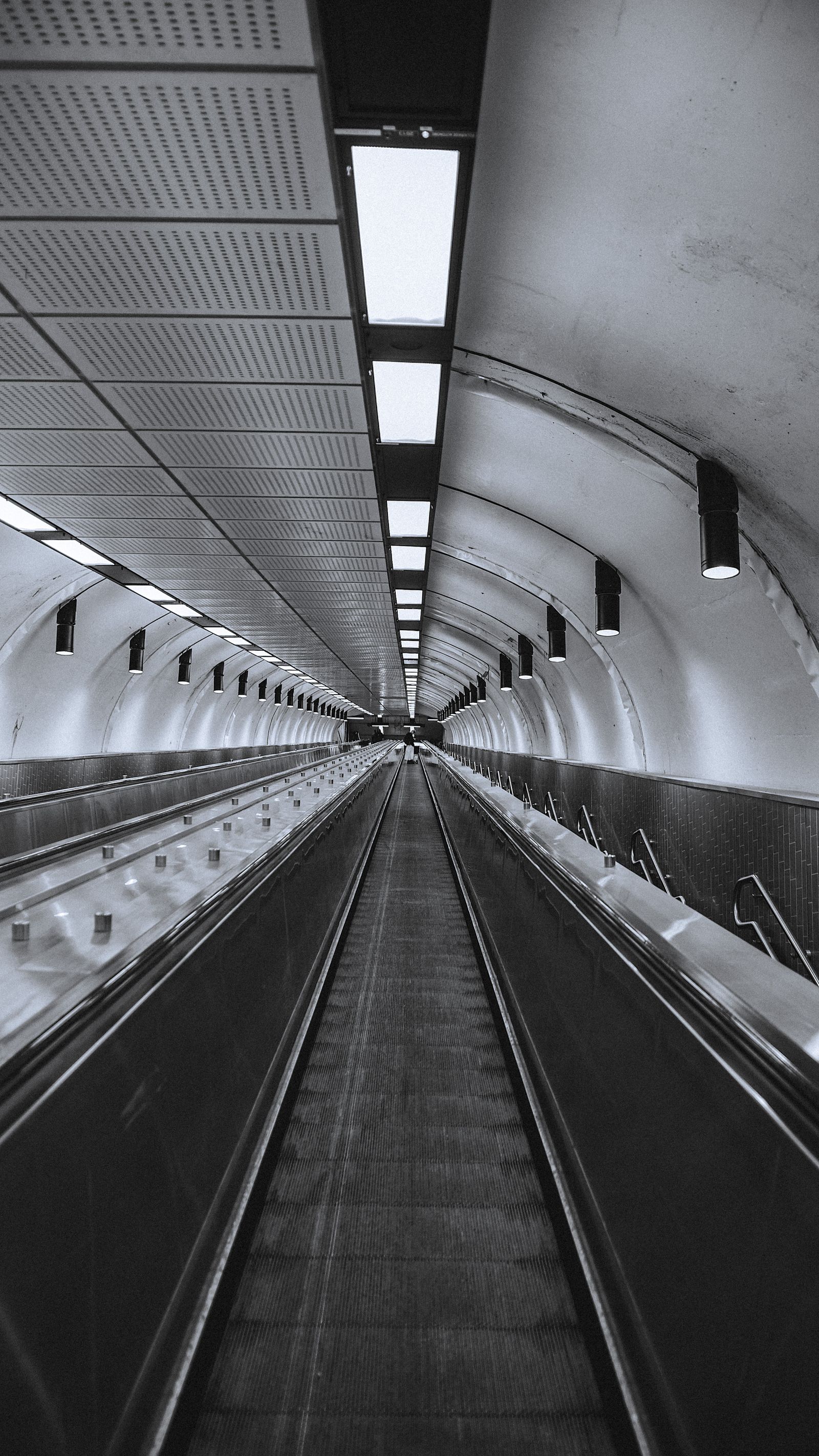 Walkway With Vanishing Point Photos, Download The BEST Free Walkway ...