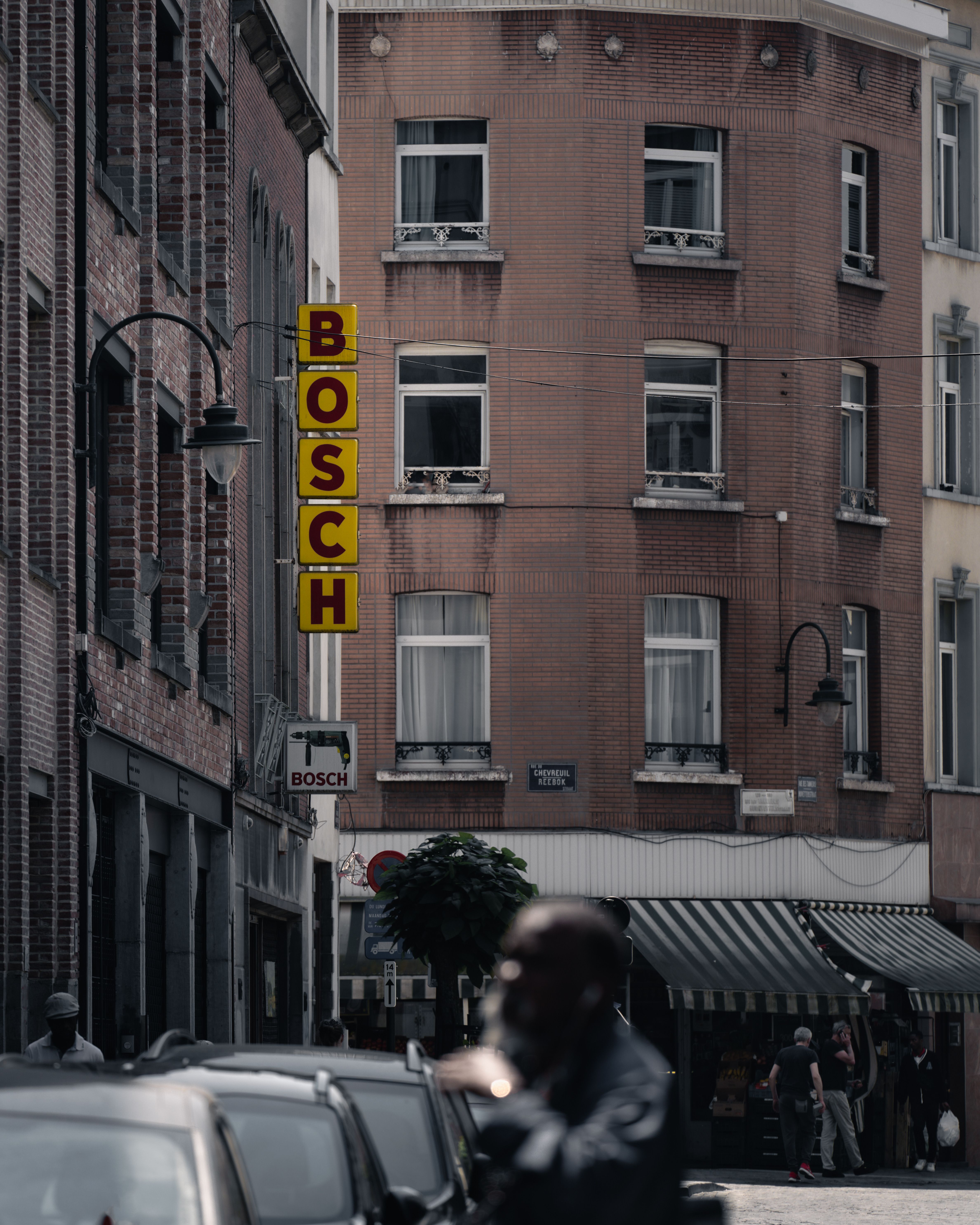 Street with Building behind · Free Stock Photo